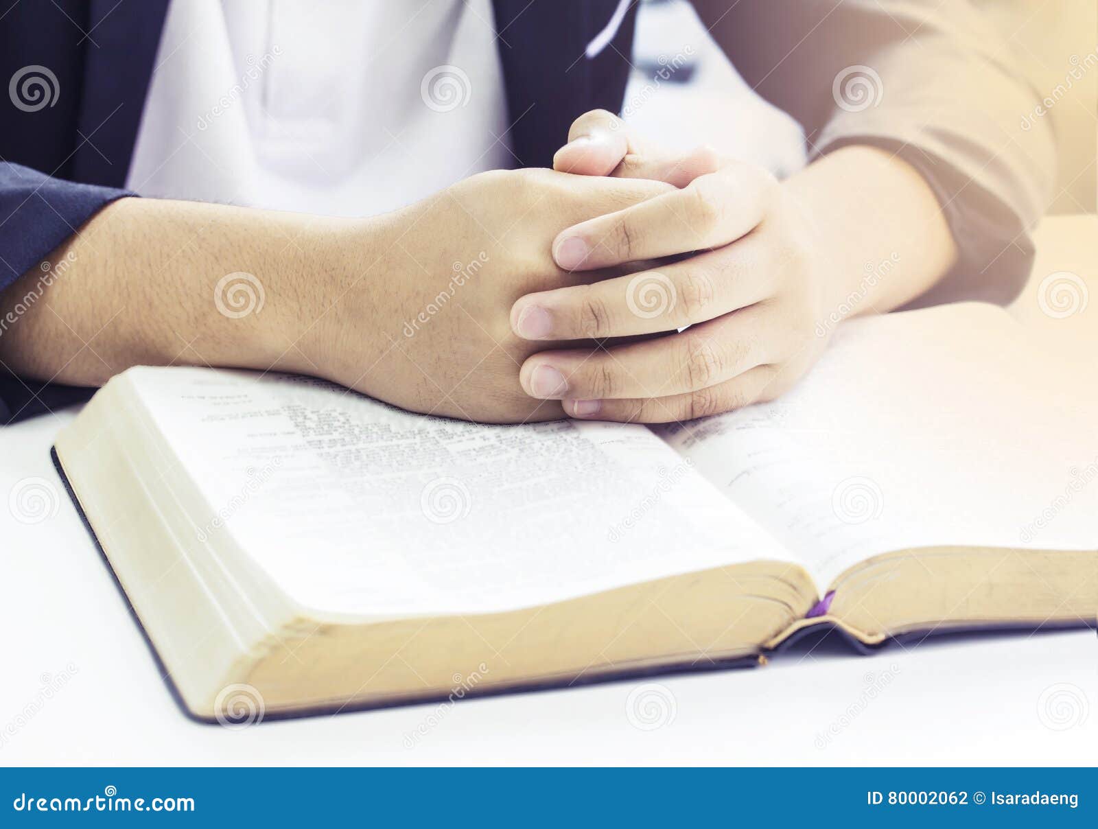 Handen Van Mensen Die Op Open Bijbelboek Bidden Stock Foto - Image of ...