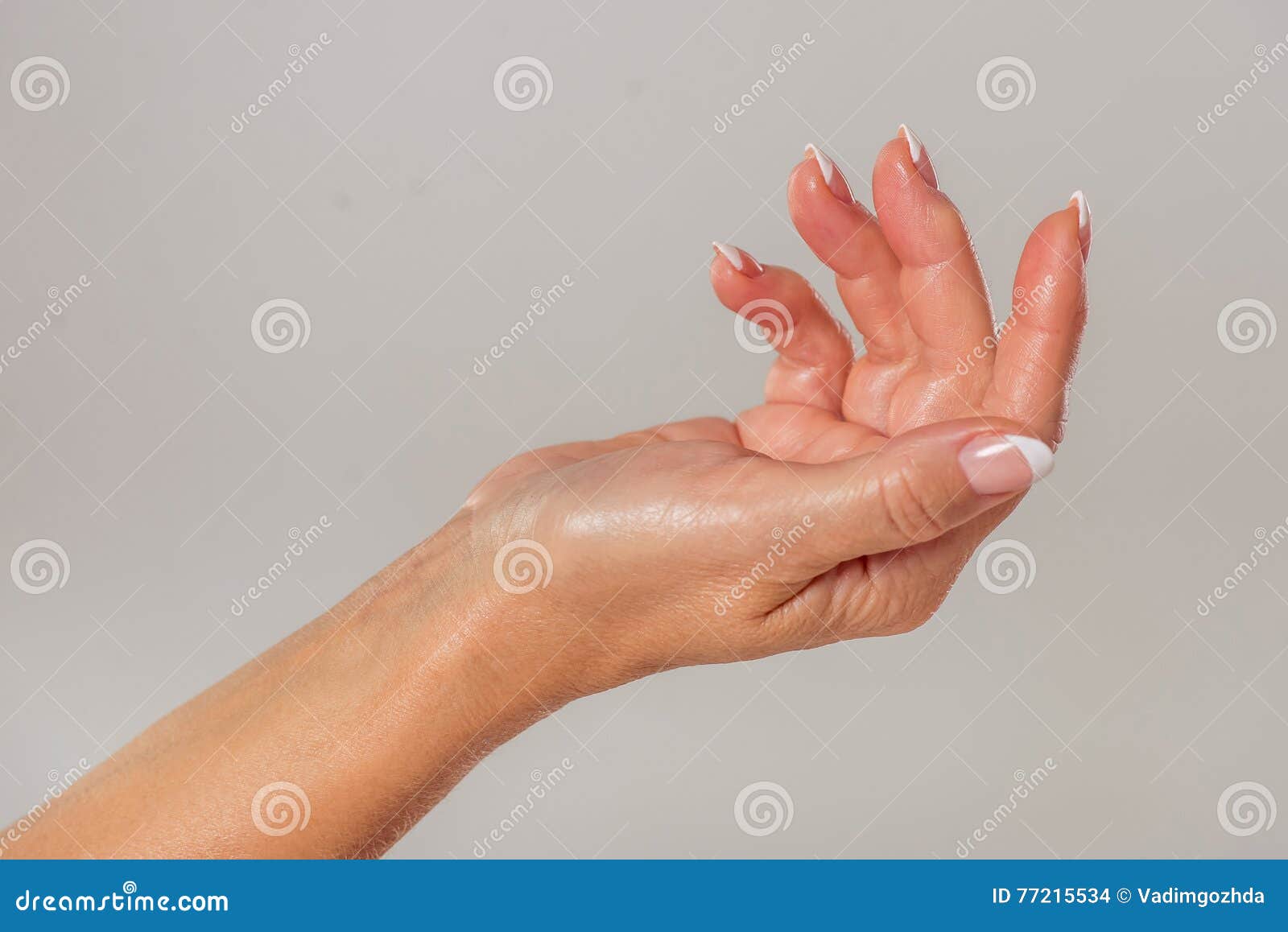 Handen Van Midden Oude Vrouw Stock Foto - Image of schoon, toepassen ...