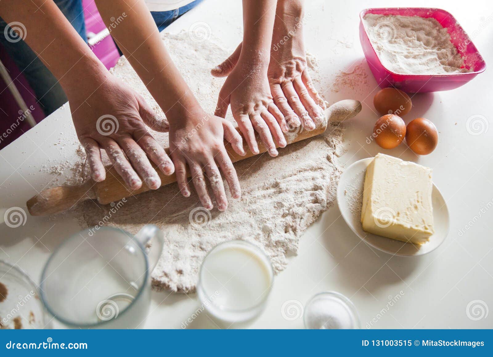 Handen Van Moeder En Dochter Rolling Pizzadeeg Met Deegrol Stock ... Handen Van Moeder En Dochter Rolling Pizzadeeg Met Deegrol Stock ...