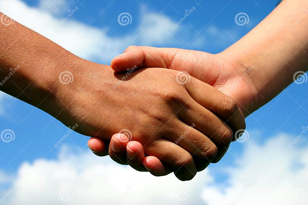 Handen van vriendschap stock foto. Image of onder, handdruk - 688738