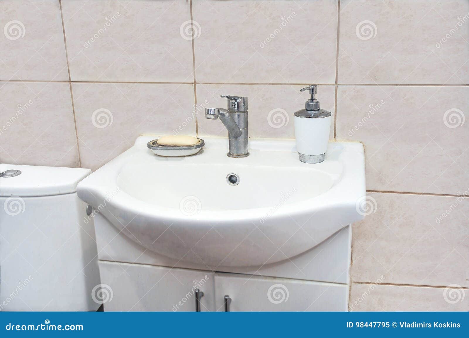 Handfat med ett kabinett fotografering för bildbyråer. Bild av inre ...