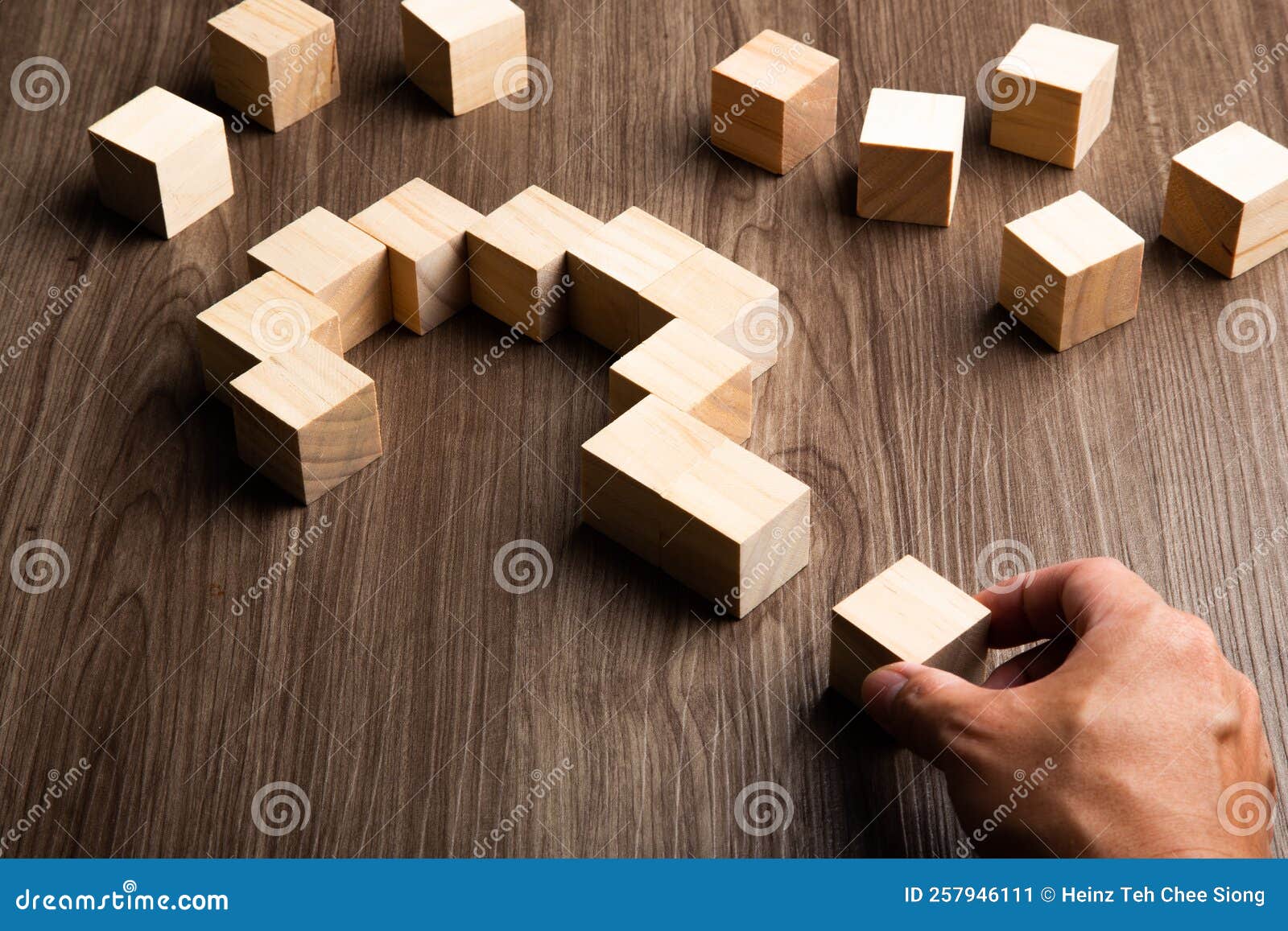 Handformzeichen. Fragezeichen Auf Holztisch Stockbild - Bild von lösung ...