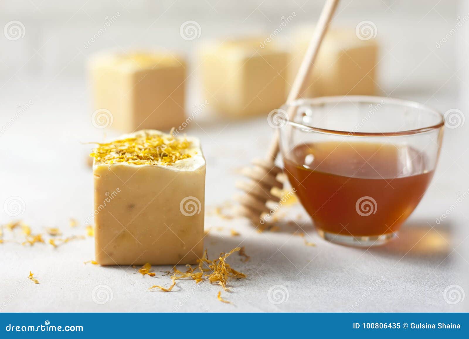 Handgemachte Seife Mit Honig Und Calendula Stockbild - Bild von kräuter ...