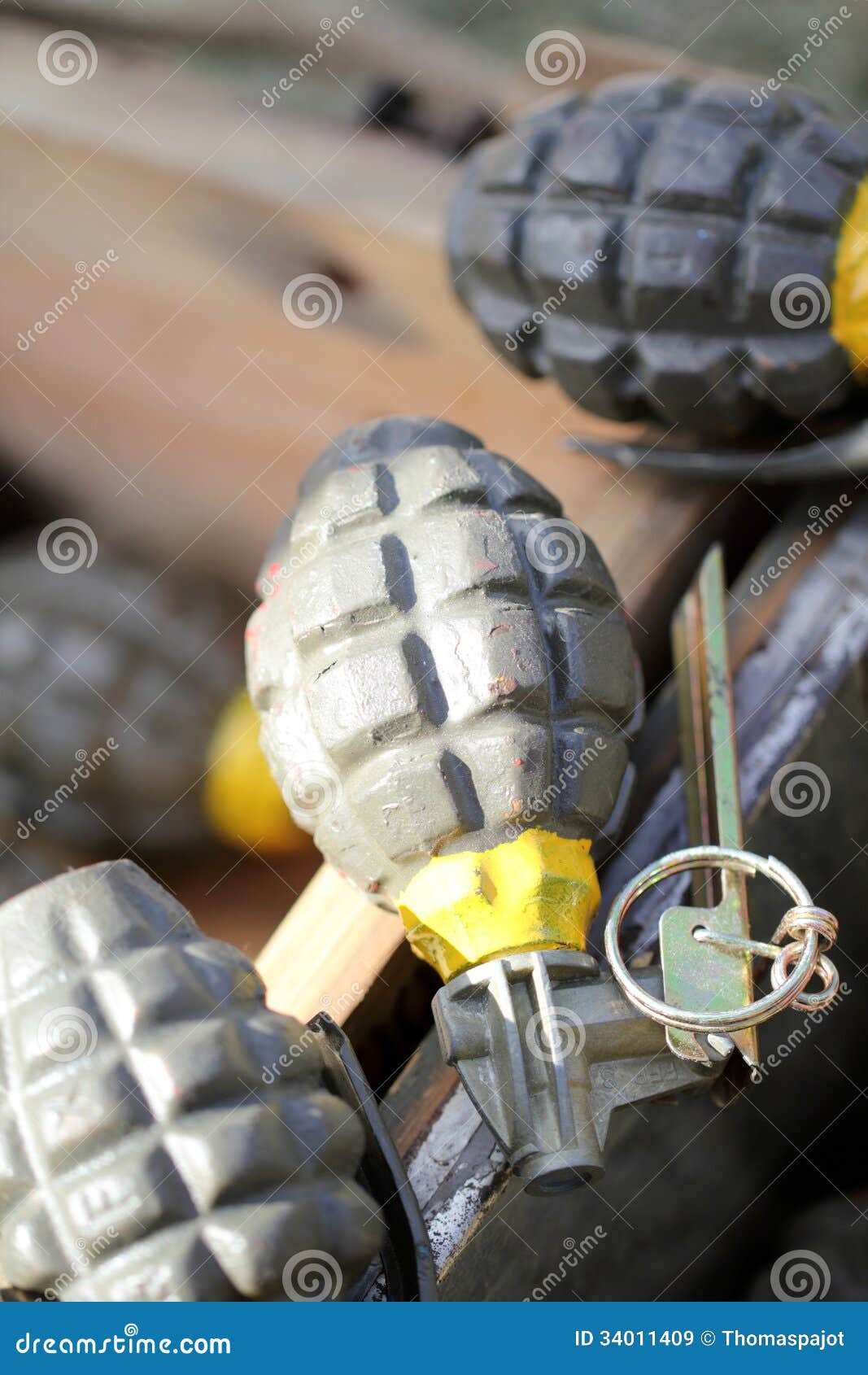 Handgranaten stockbild. Bild von explosiv, stift, granate - 34011409
