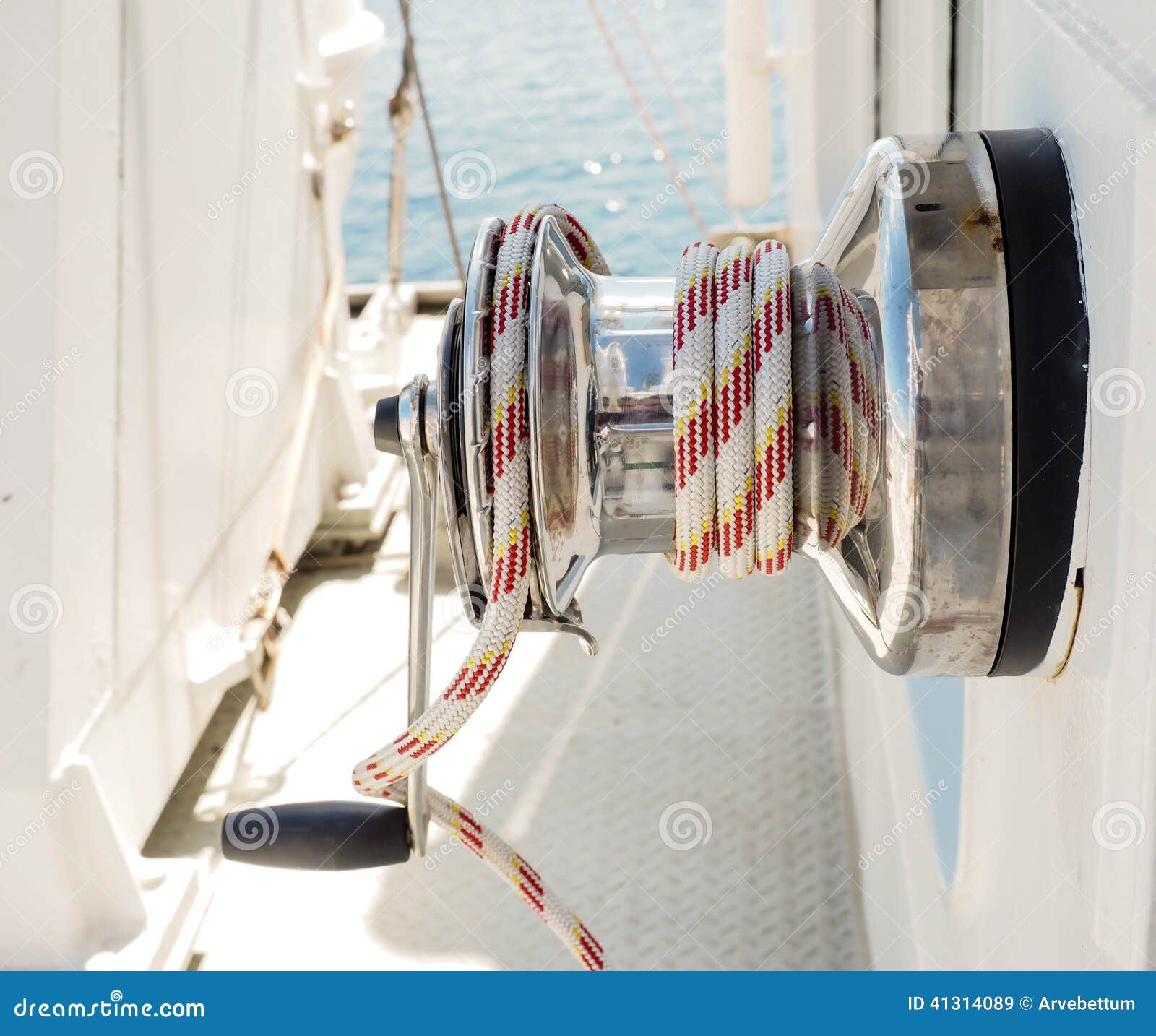 Handhandkurbel mit Seil stockbild. Bild von metall, bootfahrt - 41314089