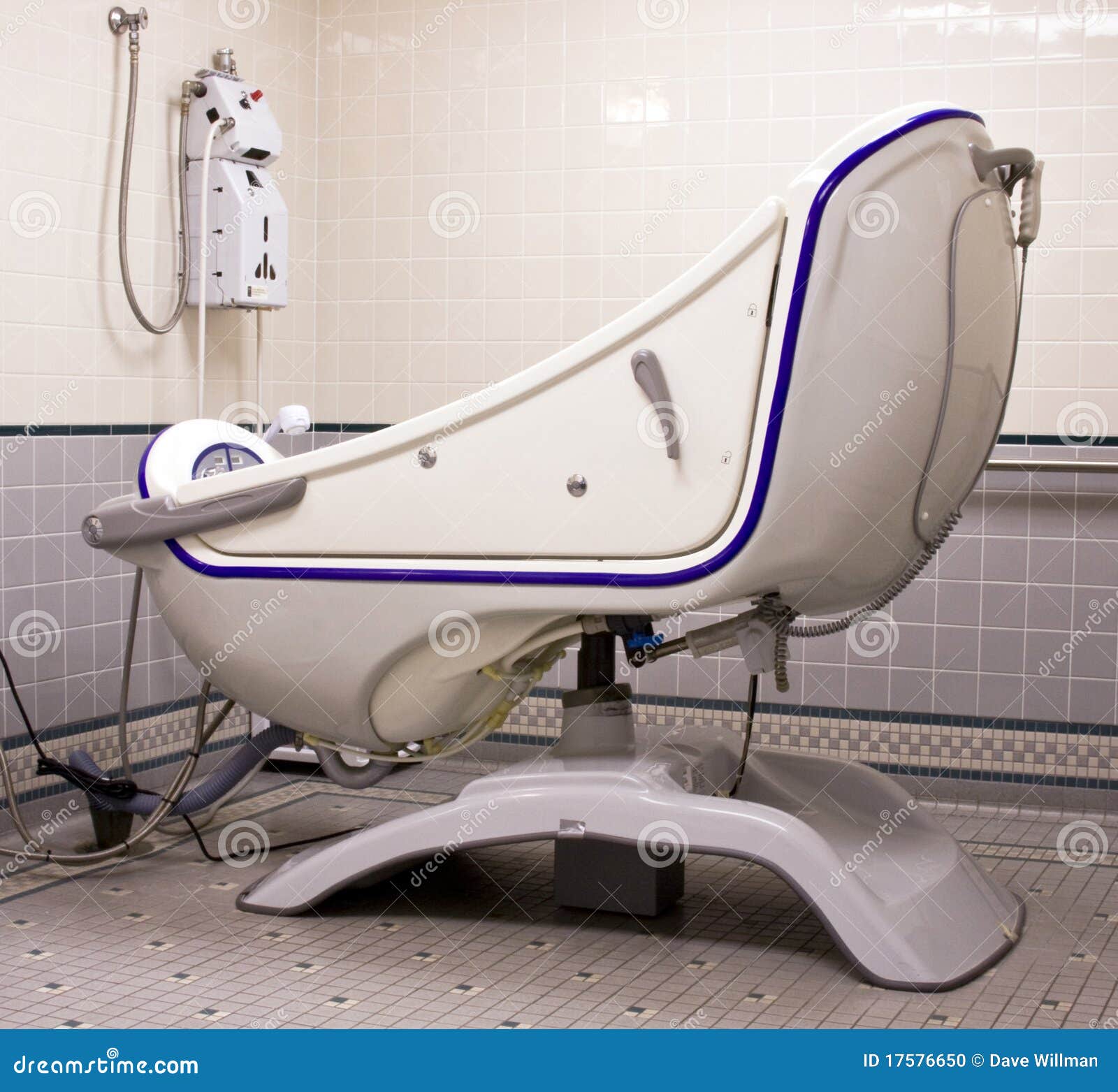 Handikapp badkar arkivfoto. Bild av handikappat, tegelplatta - 17576650
