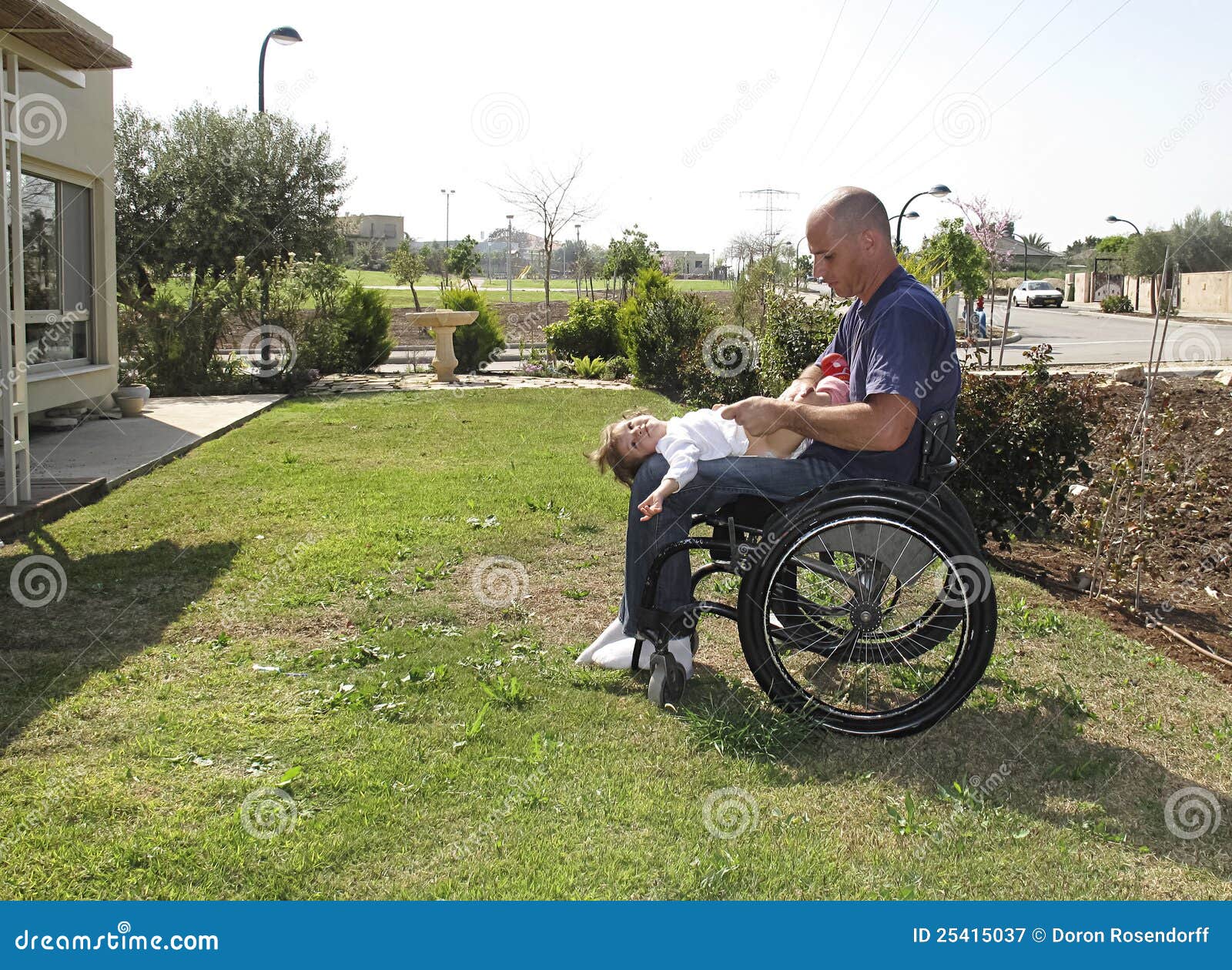 Handikapp barnfarsa fotografering för bildbyråer. Bild av glatt - 25415037