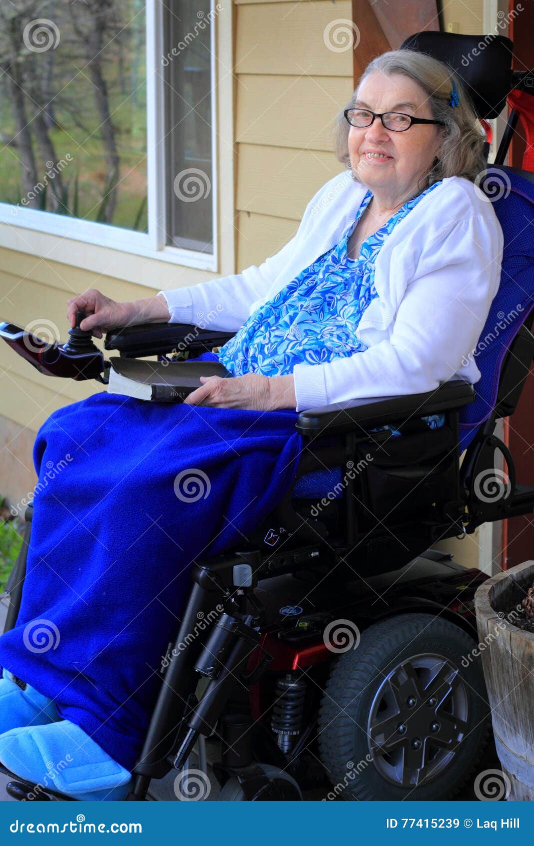 Handikappad kvinna fotografering för bildbyråer. Bild av moget - 77415239