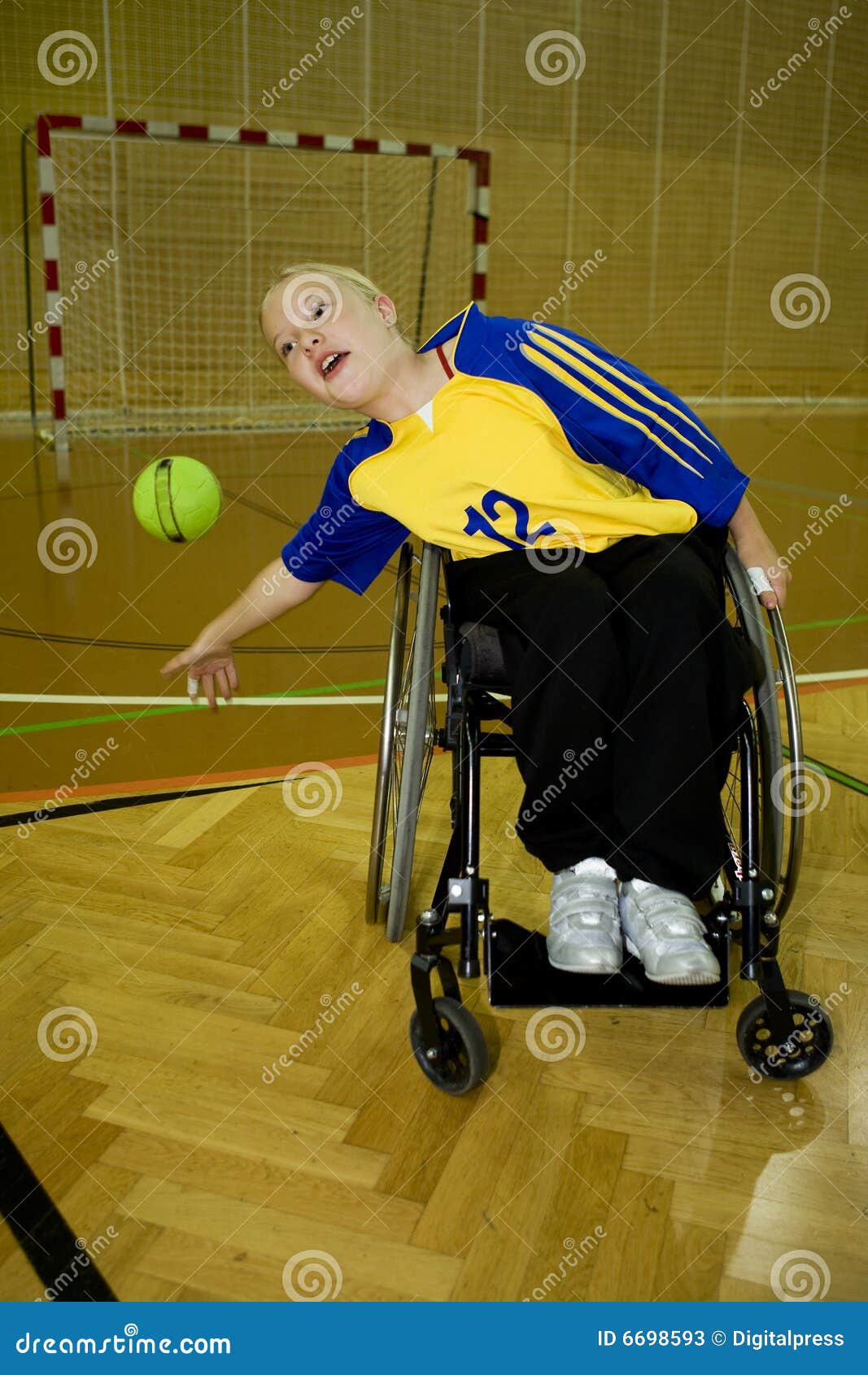 Handikappad Personsportrullstol Fotografering för Bildbyråer - Bild av ...