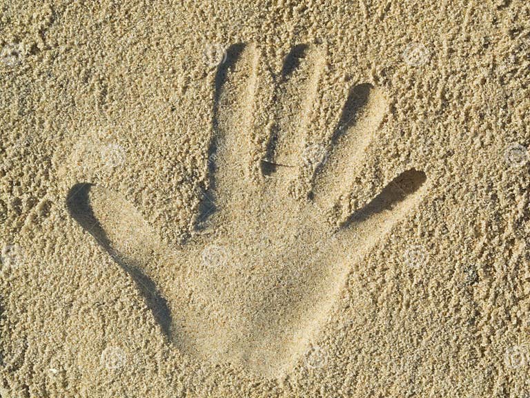 Handprint dans le sable image stock. Image du doigt, été - 24460057