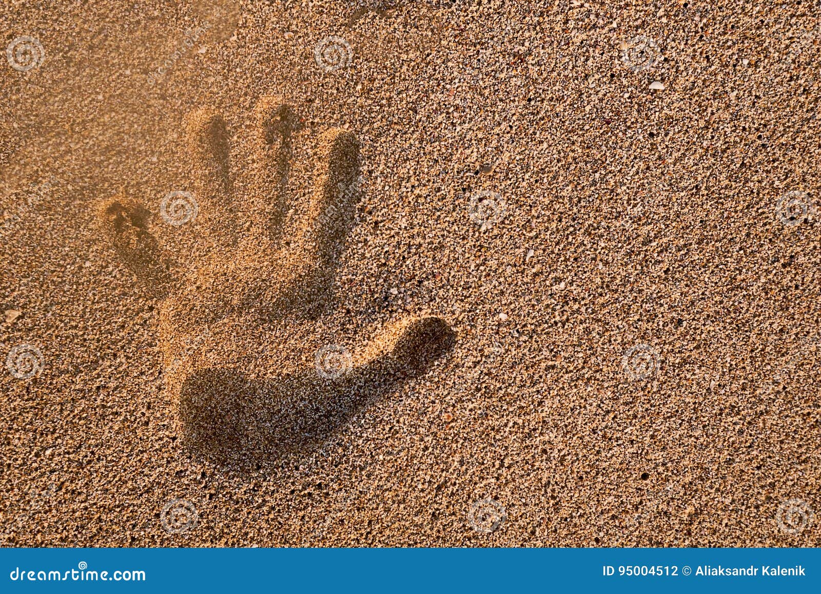 Handprint dans le sable photo stock. Image du normal - 95004512