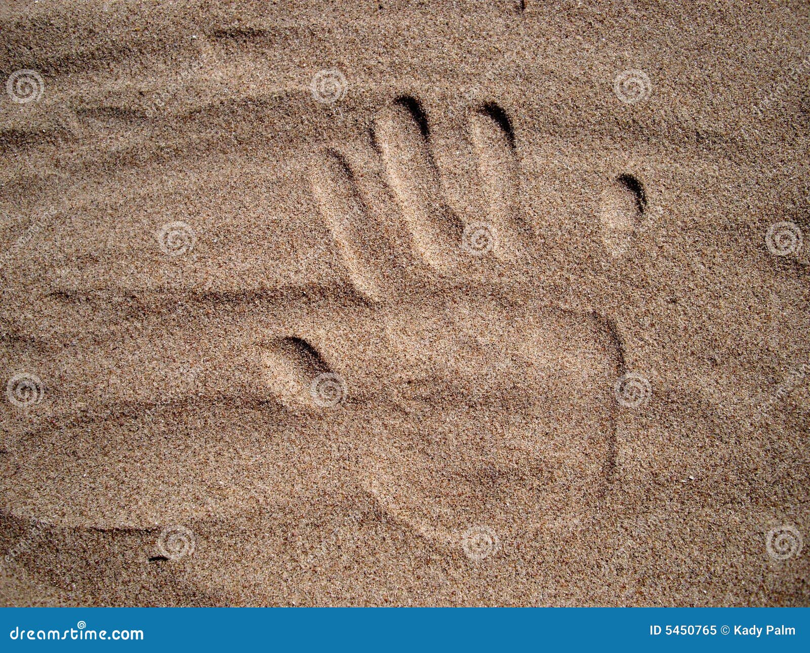 Handprint en sable image stock. Image du repère, plage - 5450765