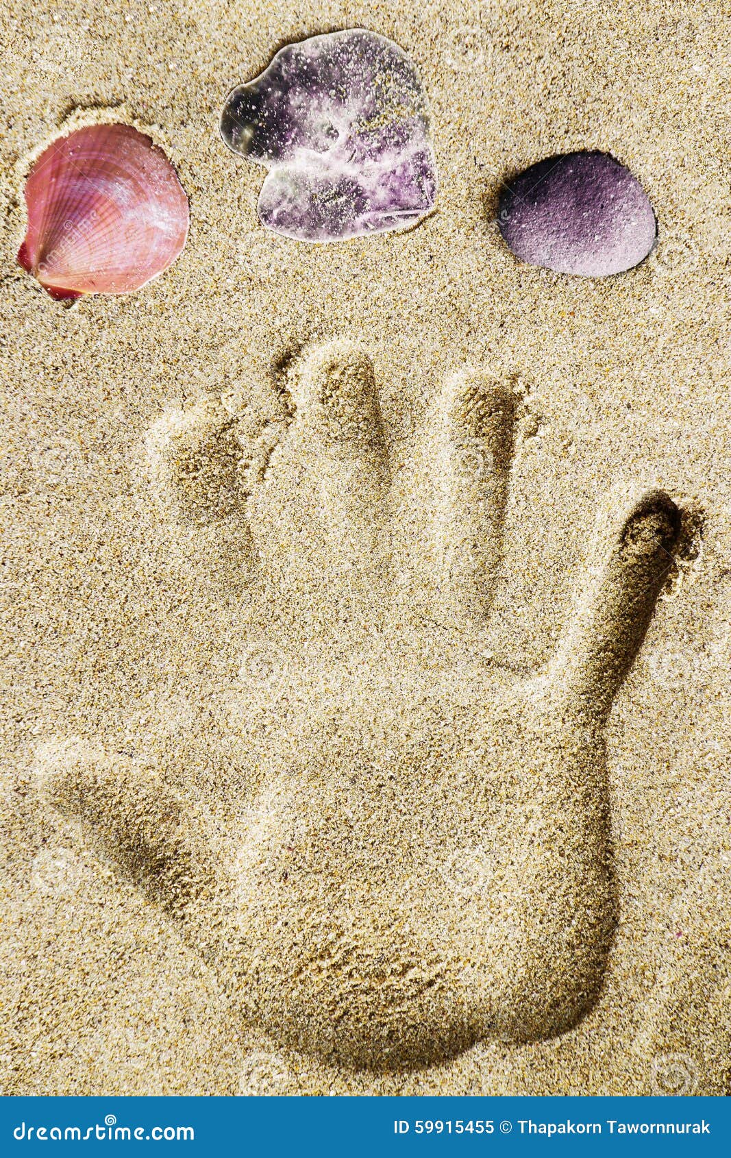 Handprint Sur La Plage De Sable Image stock - Image du course, humain ...