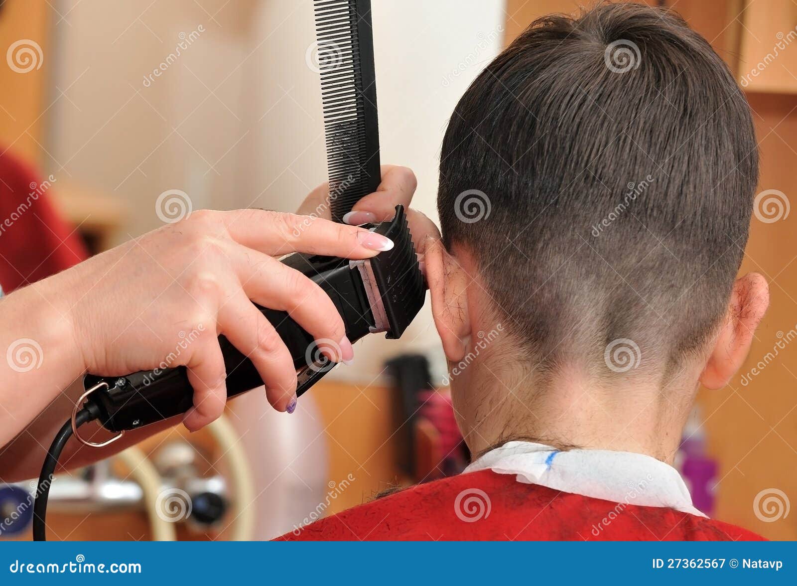 Hands of barber stock image. Image of hair, work, salon - 27362567