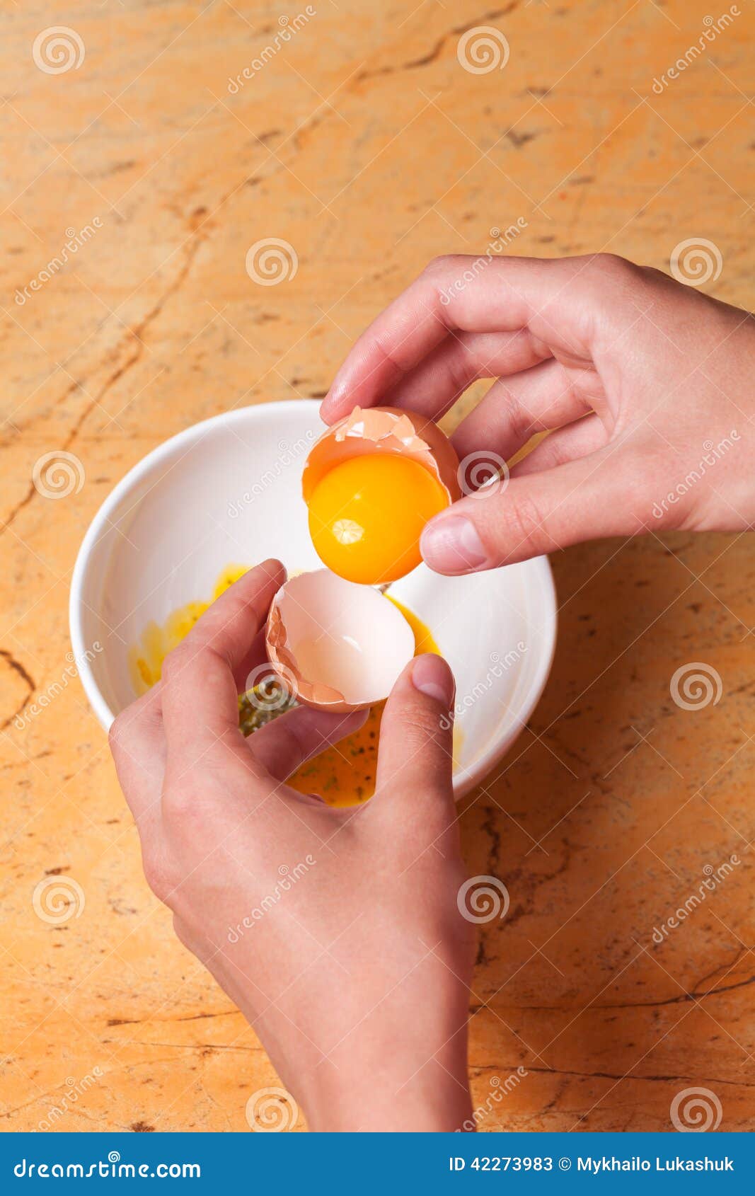 Hands Breaking an Egg in Bowl Stock Image - Image of natural, healthy ...