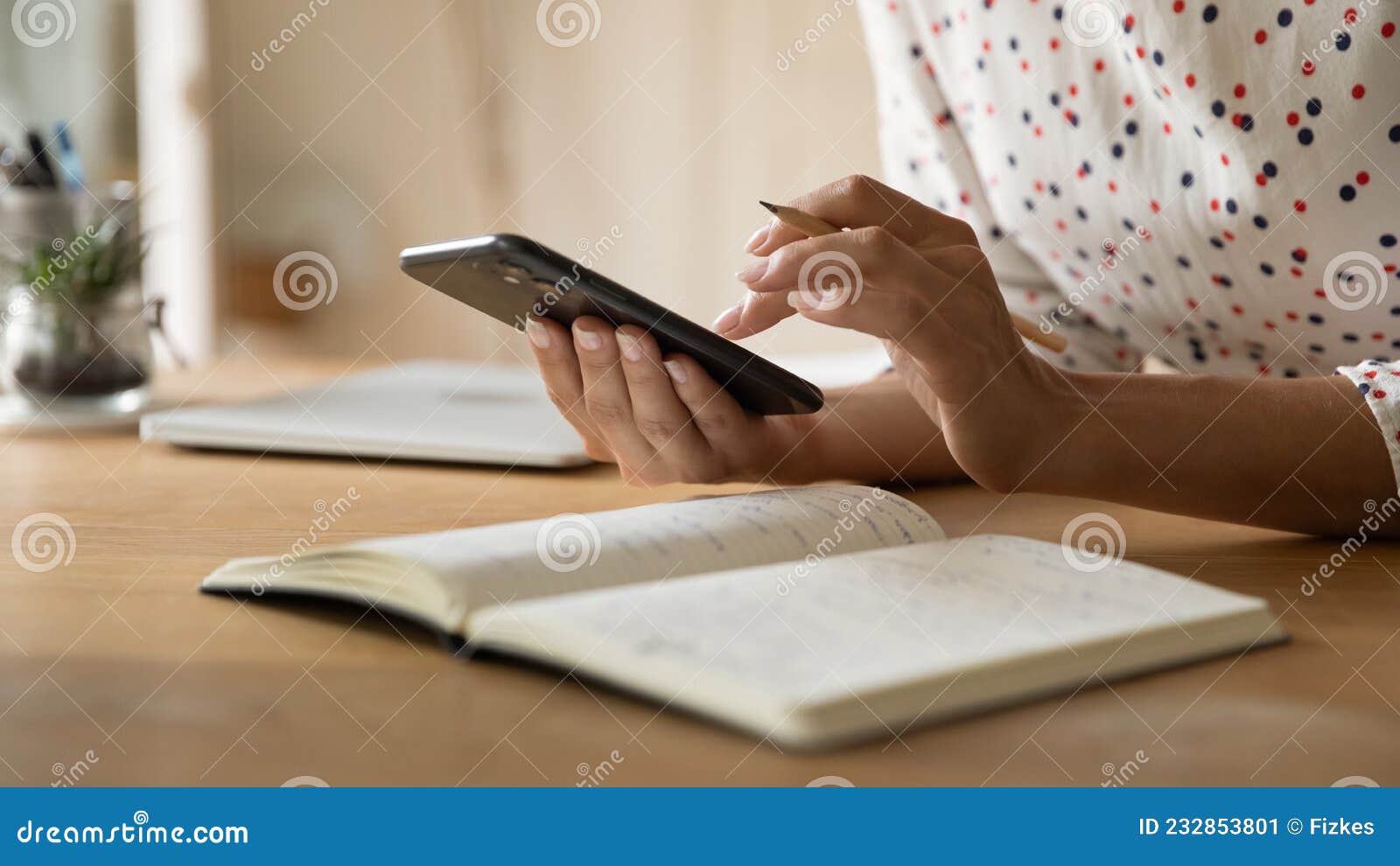 Hands of Freelance Woman Making Notes on Smartphone Stock Image - Image ...