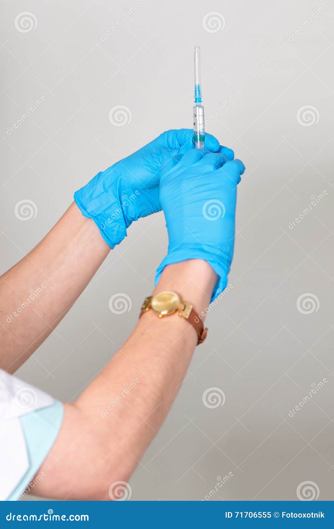 Hands Keep the Syringe in Rubber Medical Gloves Stock Image - Image of ...