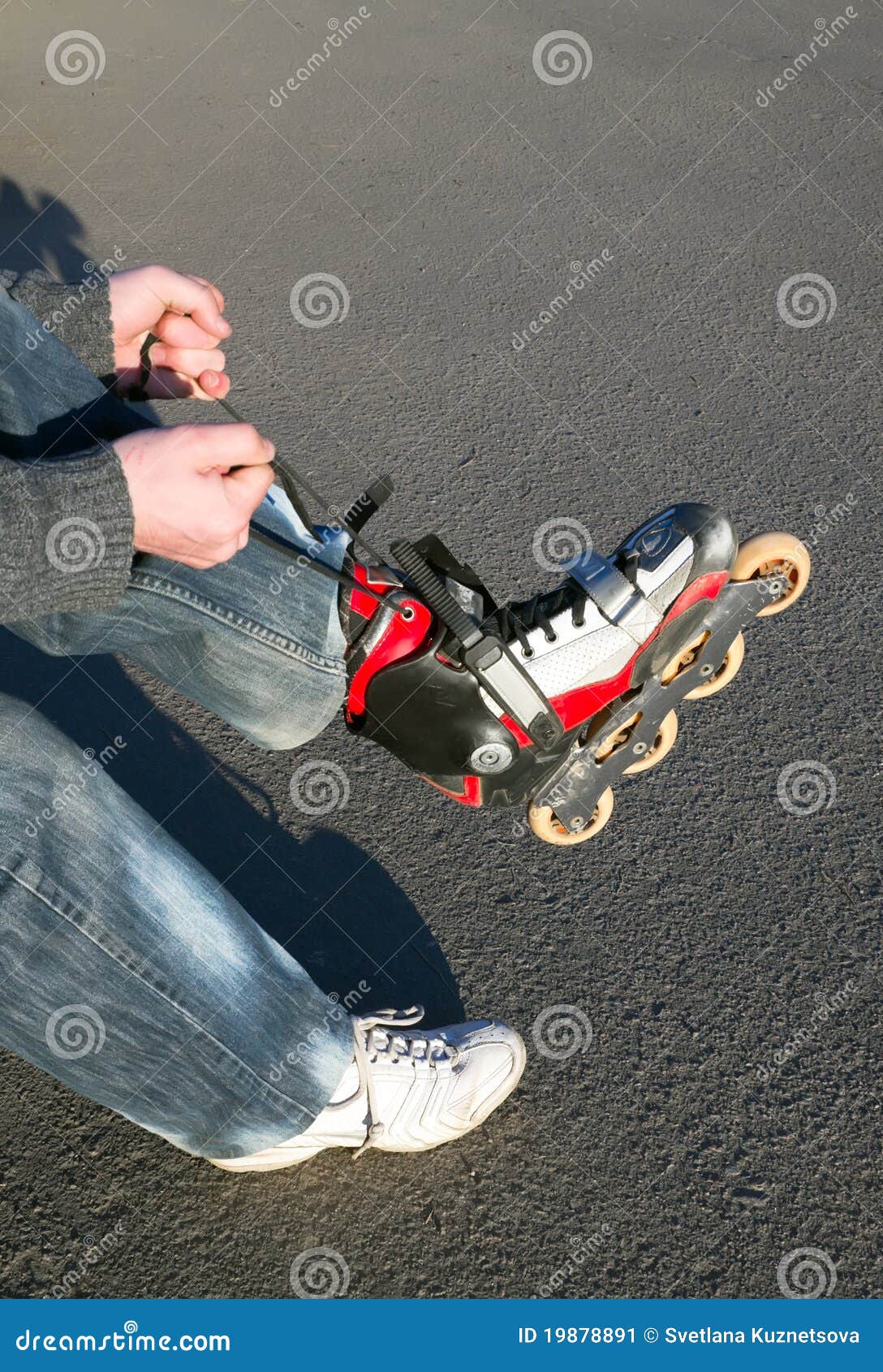 Hands, laces on the skates stock image. Image of rollers - 19878891