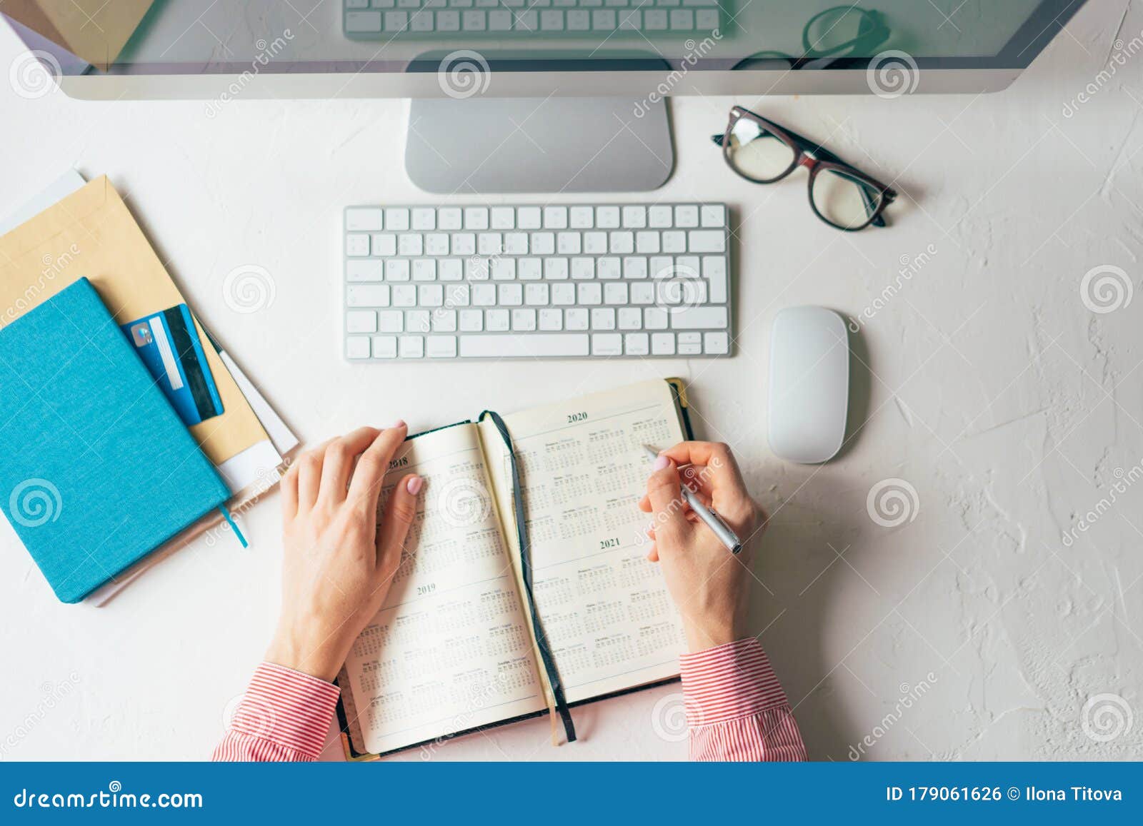 Hands Notes the Date in the Calendar Stock Photo - Image of data ...