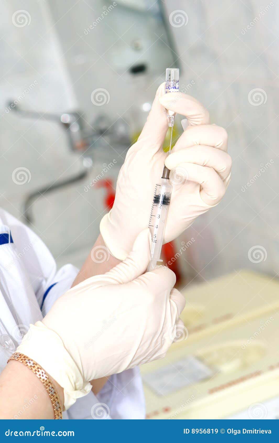 Hands with Syringe and Ampoule Stock Image - Image of holding, hospital ...