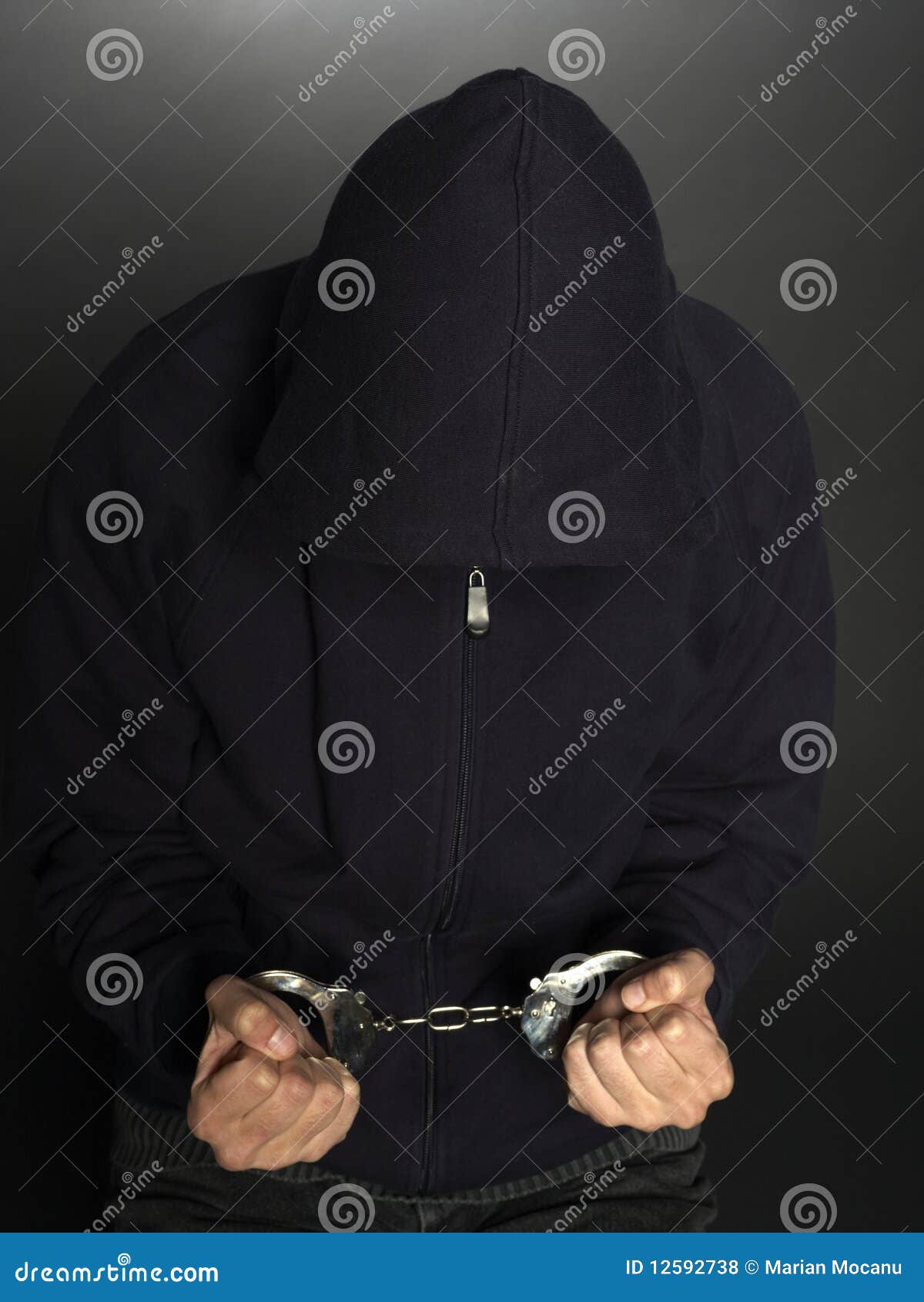Handschellen stockfoto. Bild von geohrfeigt, hand, handcuffed - 12592738