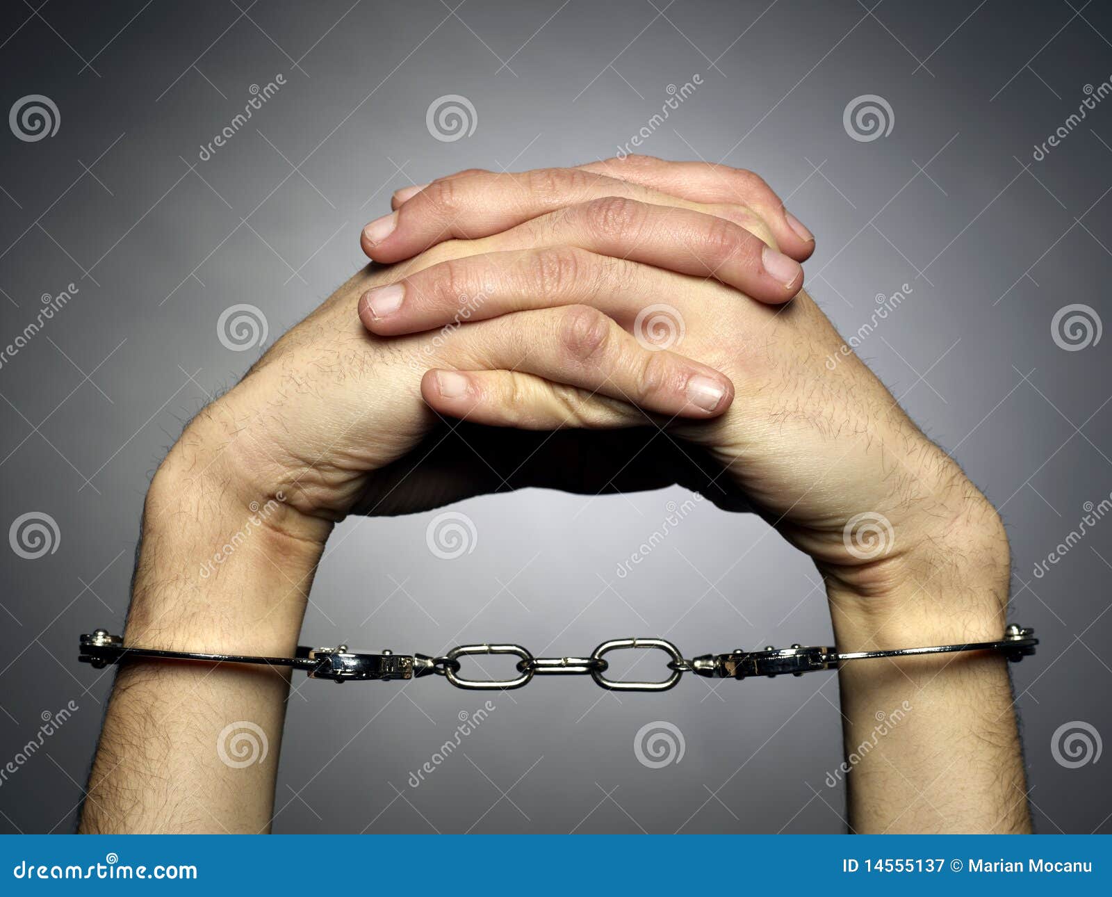 Handschellen stockbild. Bild von hände, jacke, handschellen - 14555137