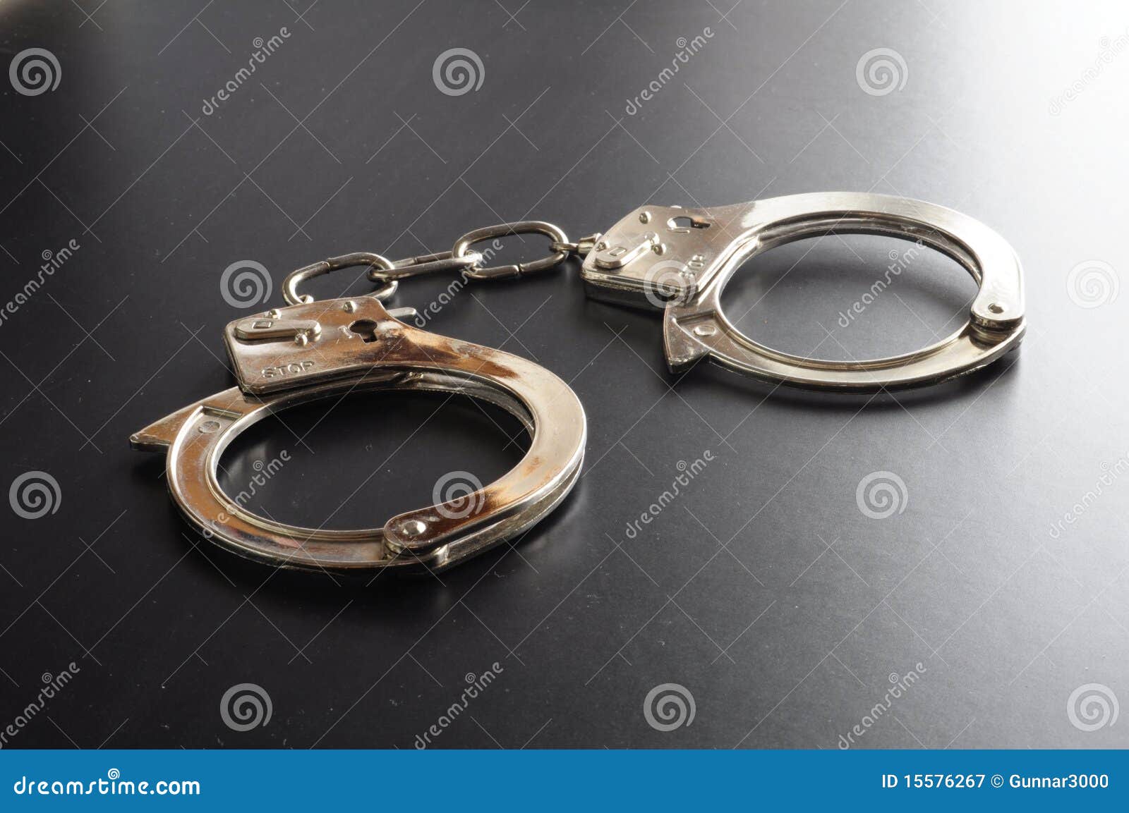 Handschellen stockbild. Bild von dieb, gesetz, knechtschaft - 15576267