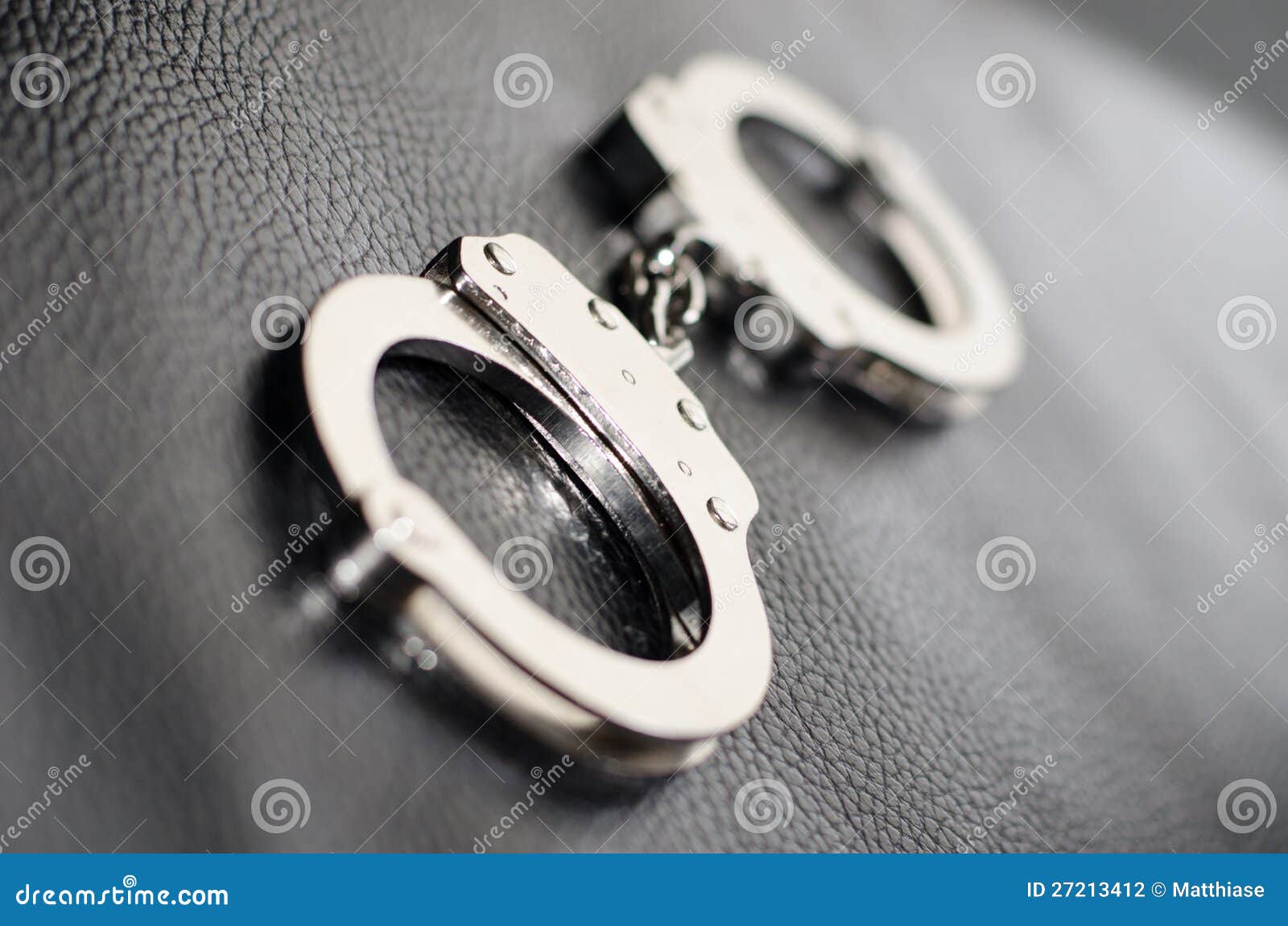 Handschellen stockfoto. Bild von festgehalten, handschellen - 27213412