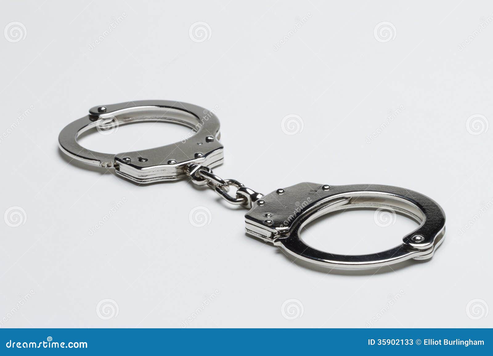 Handschellen Gegen Den Weißen Hintergrund, Horizontal Stockbild - Bild ...