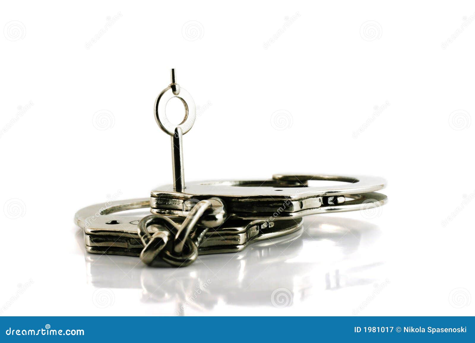 Handschellen Mit Taste Im Fokus Stockbild - Bild von spindel, gericht ...