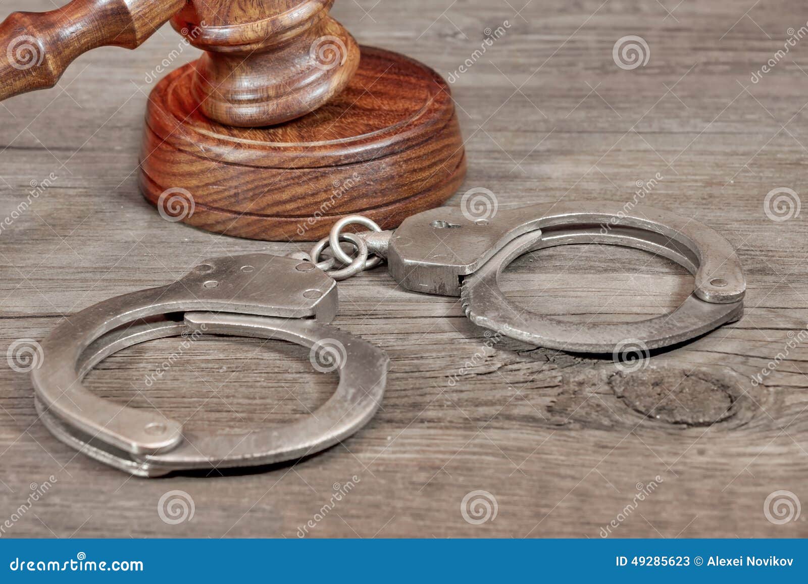 Handschellen Und Hammer Im Gerichtssaal Stockbild - Bild von gericht ...