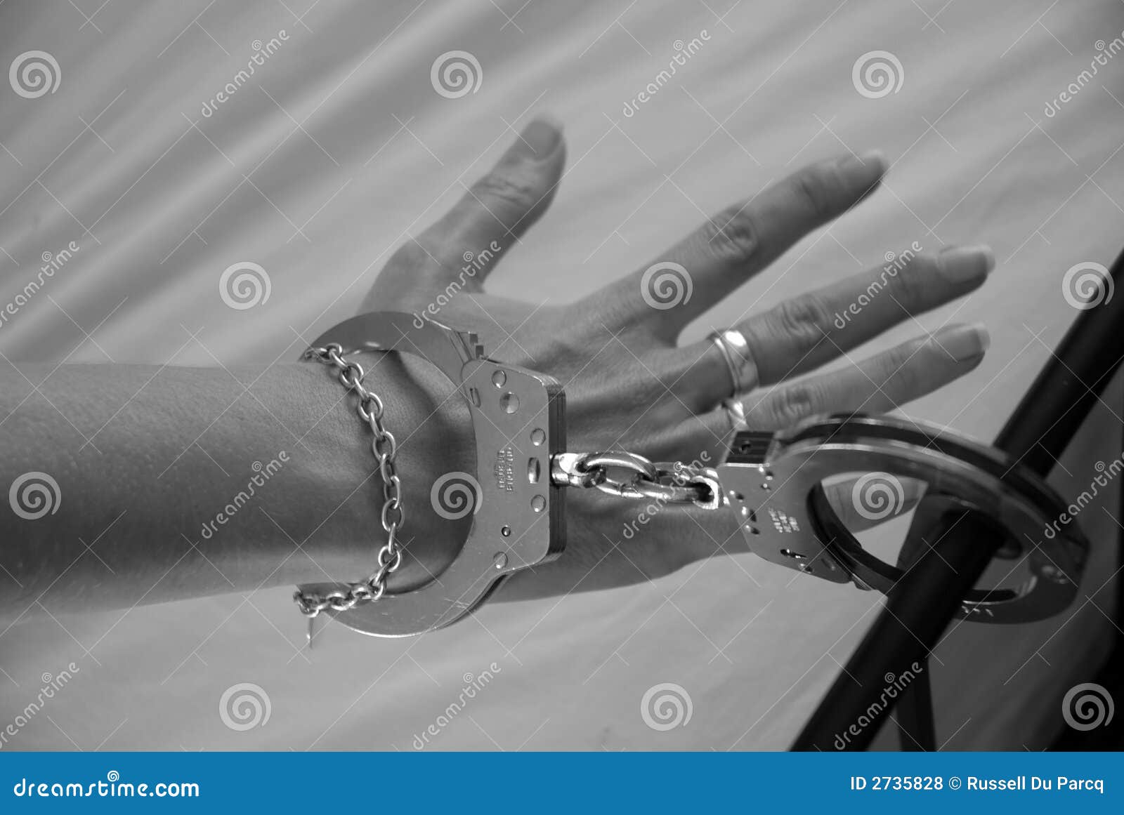 Handschellen und Hand stockfoto. Bild von verriegelung - 2735828