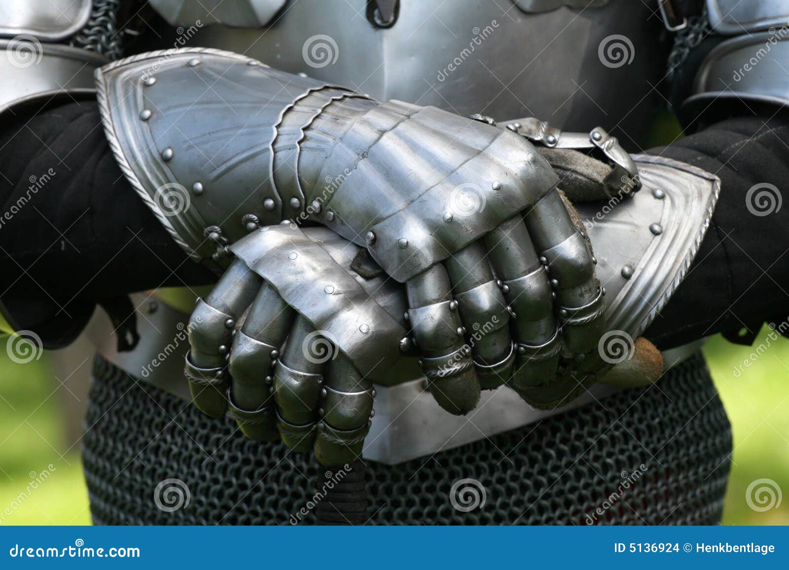 Handschoenen Van Een Ridder Stock Foto - Image of metaal, pantser: 5136924
