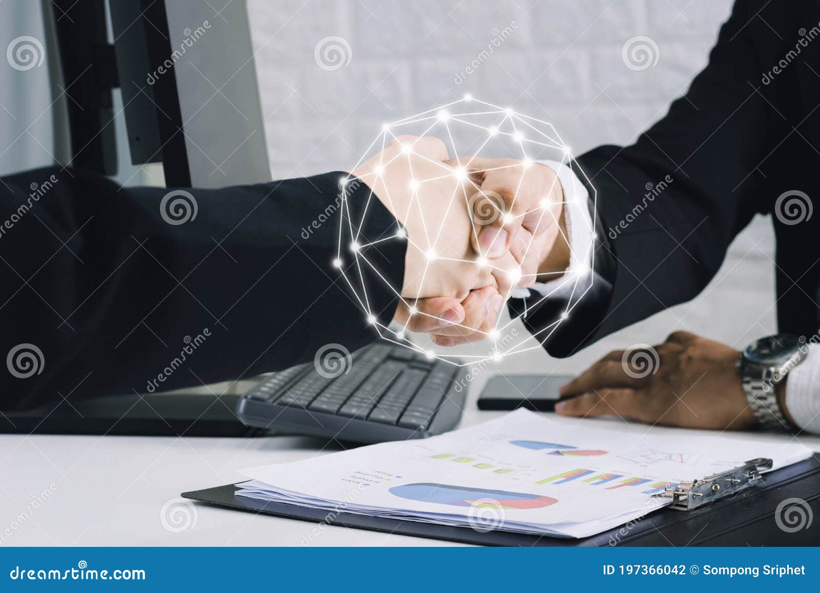Handshake of Business and Technology Cooperation Agreement Stock Photo ...
