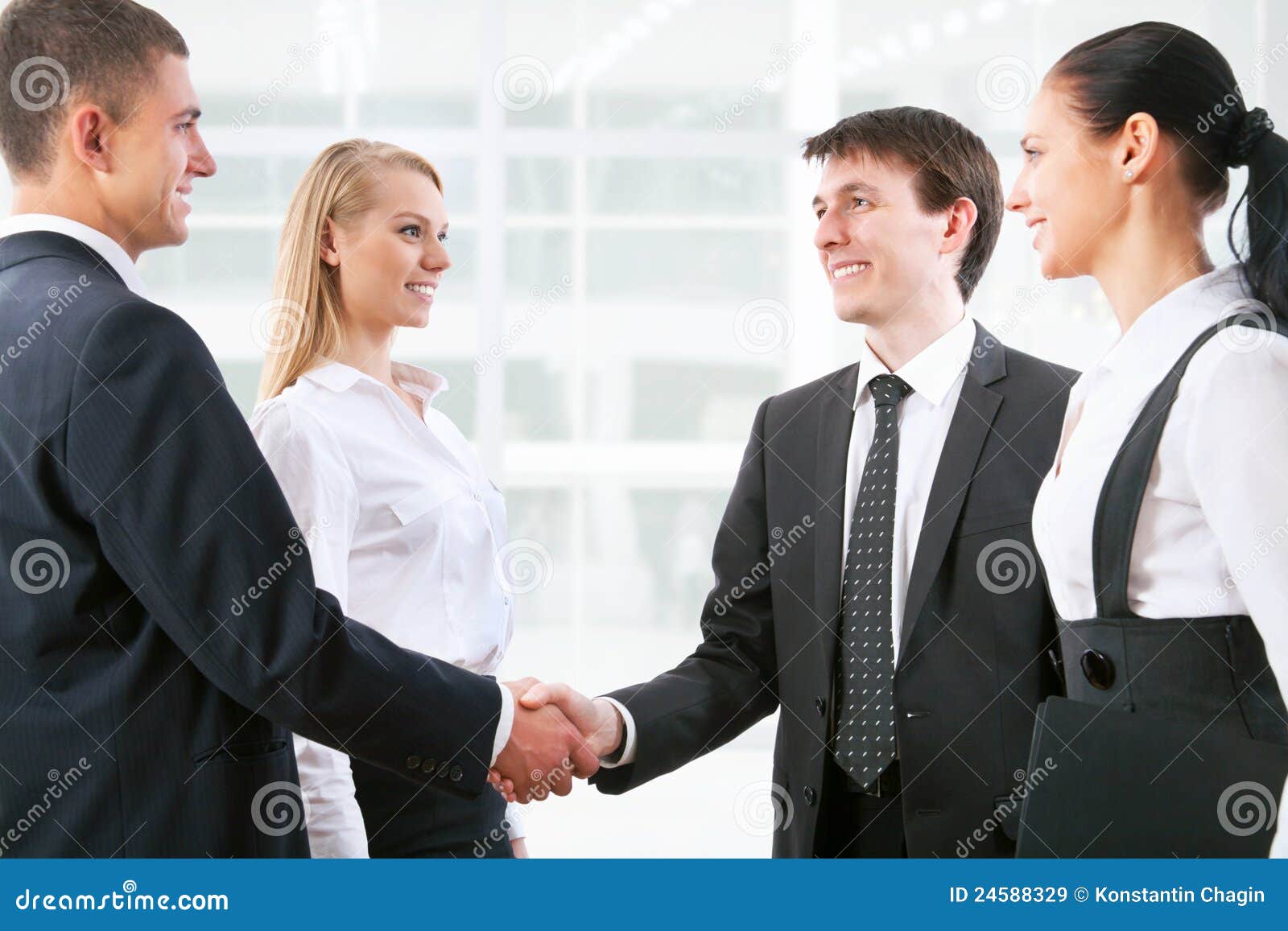 Handskakning fotografering för bildbyråer. Bild av stort - 24588329