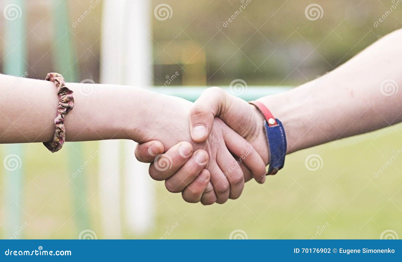 Handskakning arkivfoto. Bild av händer, utomhus, handskakning - 70176902