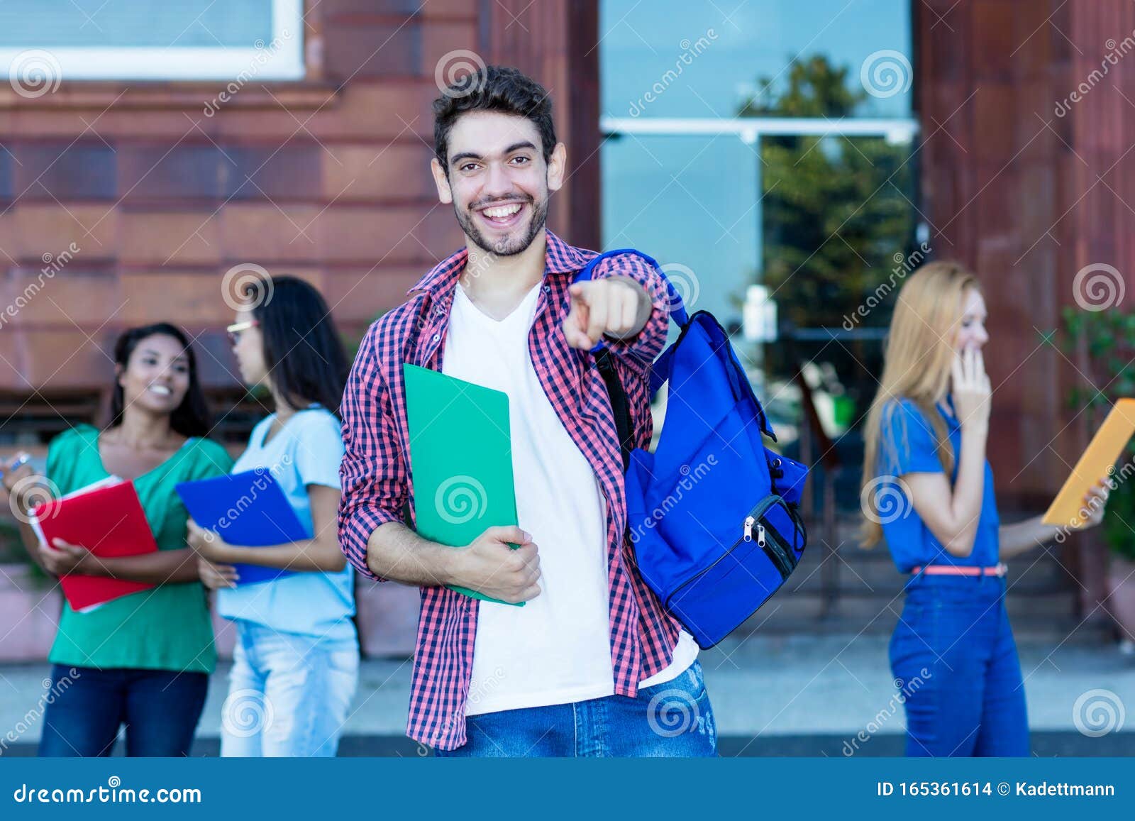 Handsome Hipster Male Student with Group of Young Adults 库存照片 - 图片 包括有 ...