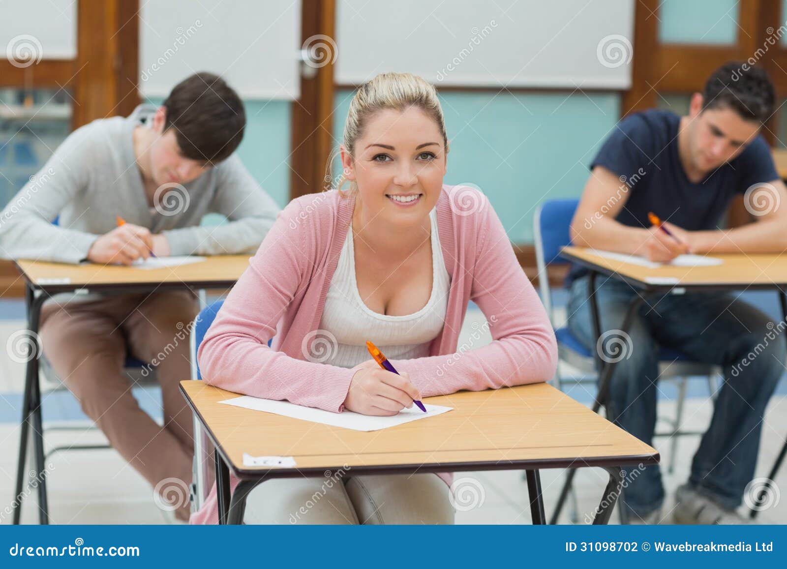 Handstilstudenter I Ett Klassrum Arkivfoto - Bild av klassrum ...