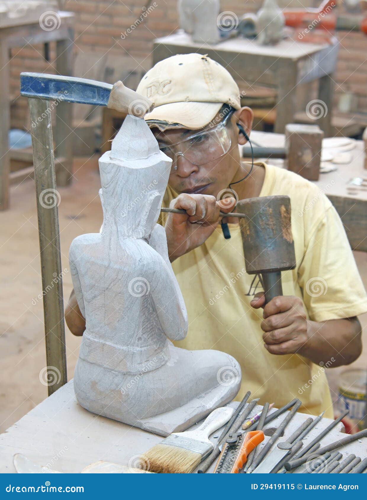 Handwerker bei der Arbeit redaktionelles bild. Bild von splitterung ...