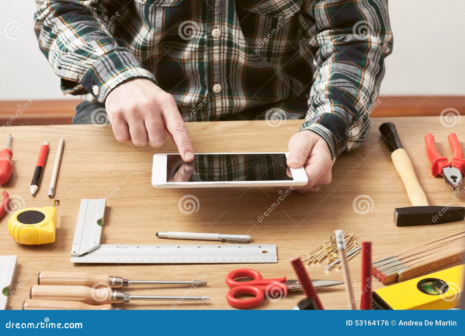 Handwerker, Der an Einem DIY-Projekt Mit Seiner Tablette Arbeitet ...