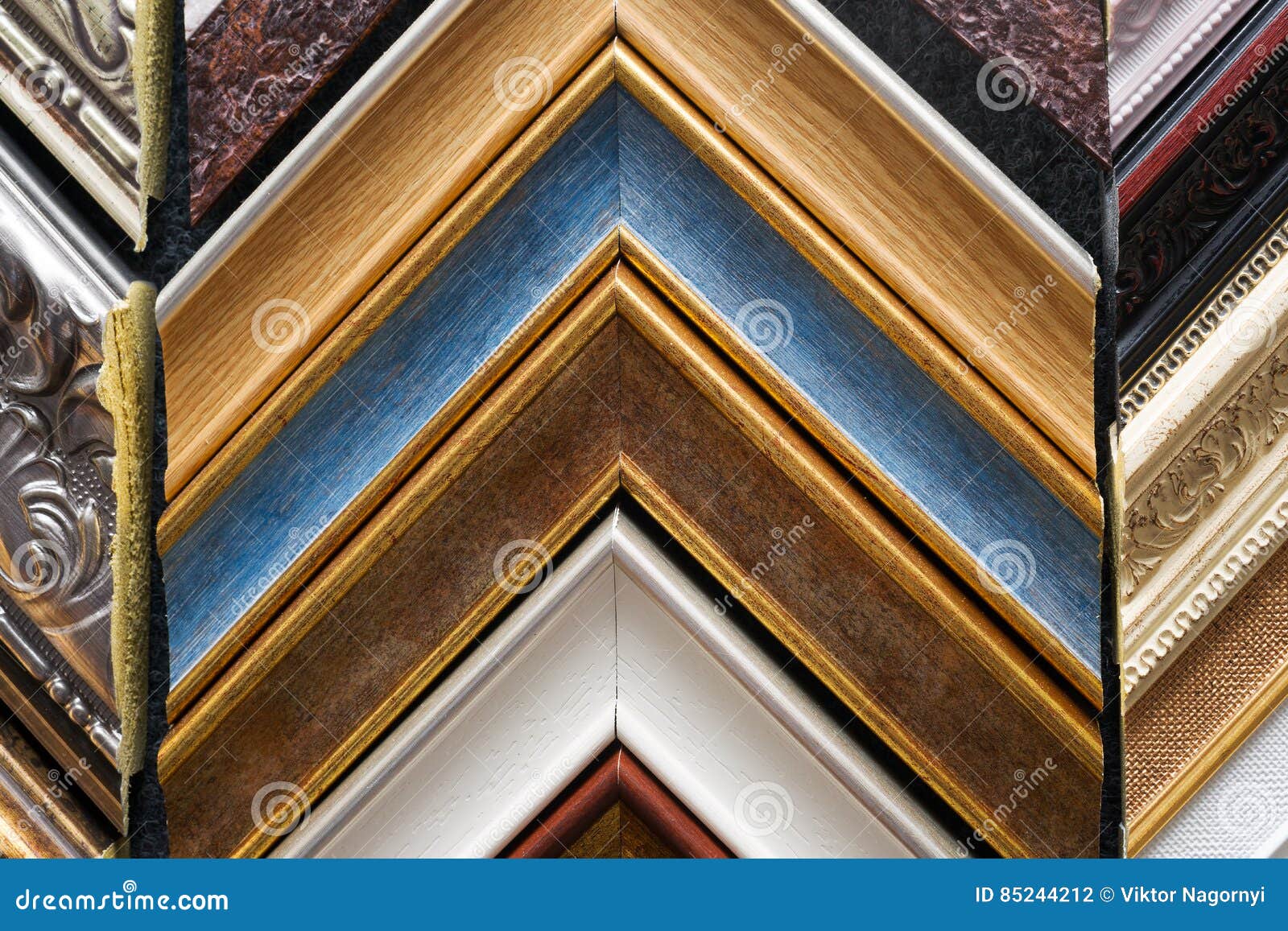 Handwerker, Der an Rahmen Im Frameshop Arbeitet Stockfoto - Bild von ...