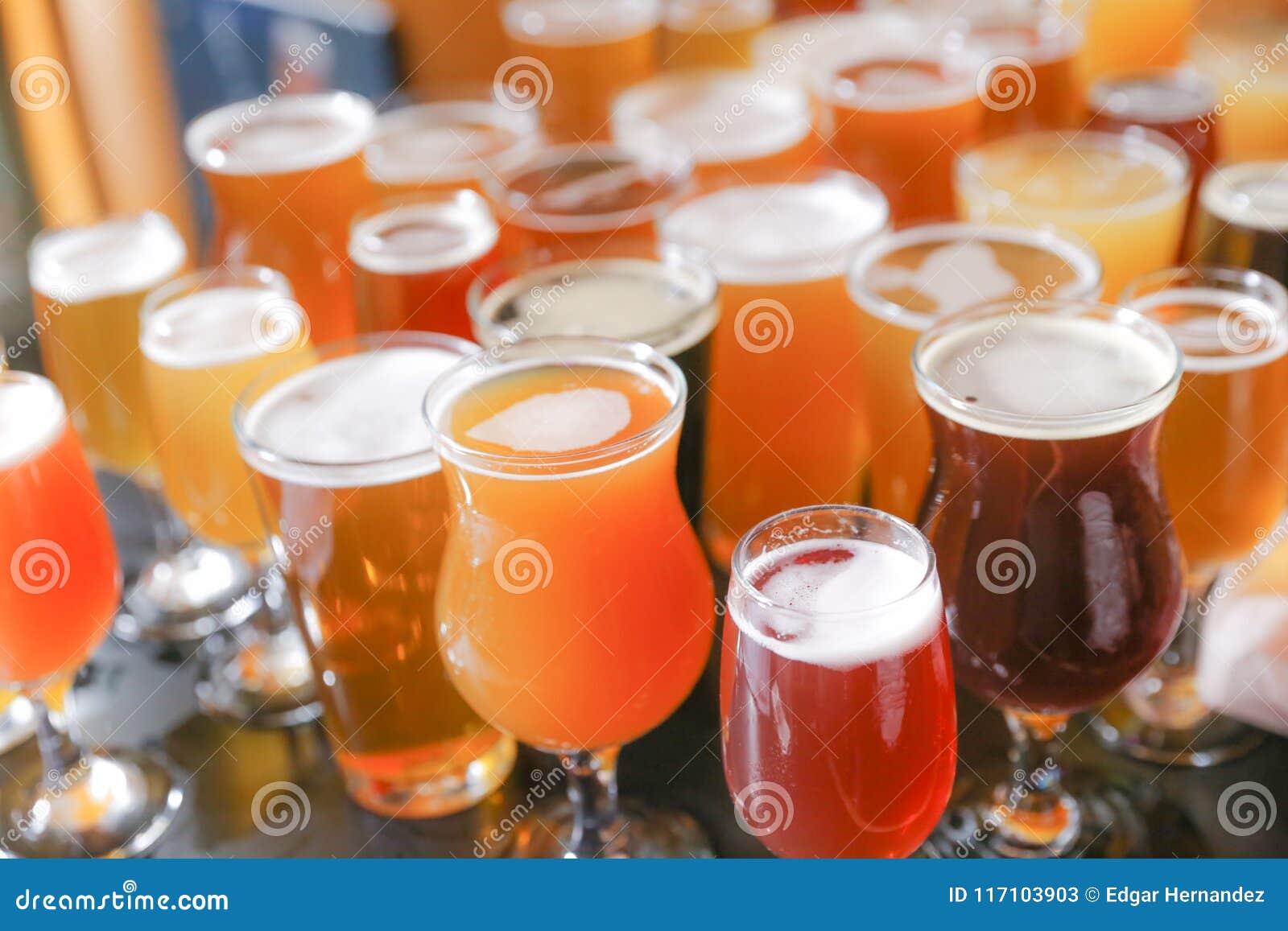 Handwerks-Bier-Probieren-Flug Stockbild - Bild von gebräu, kalt: 117103903
