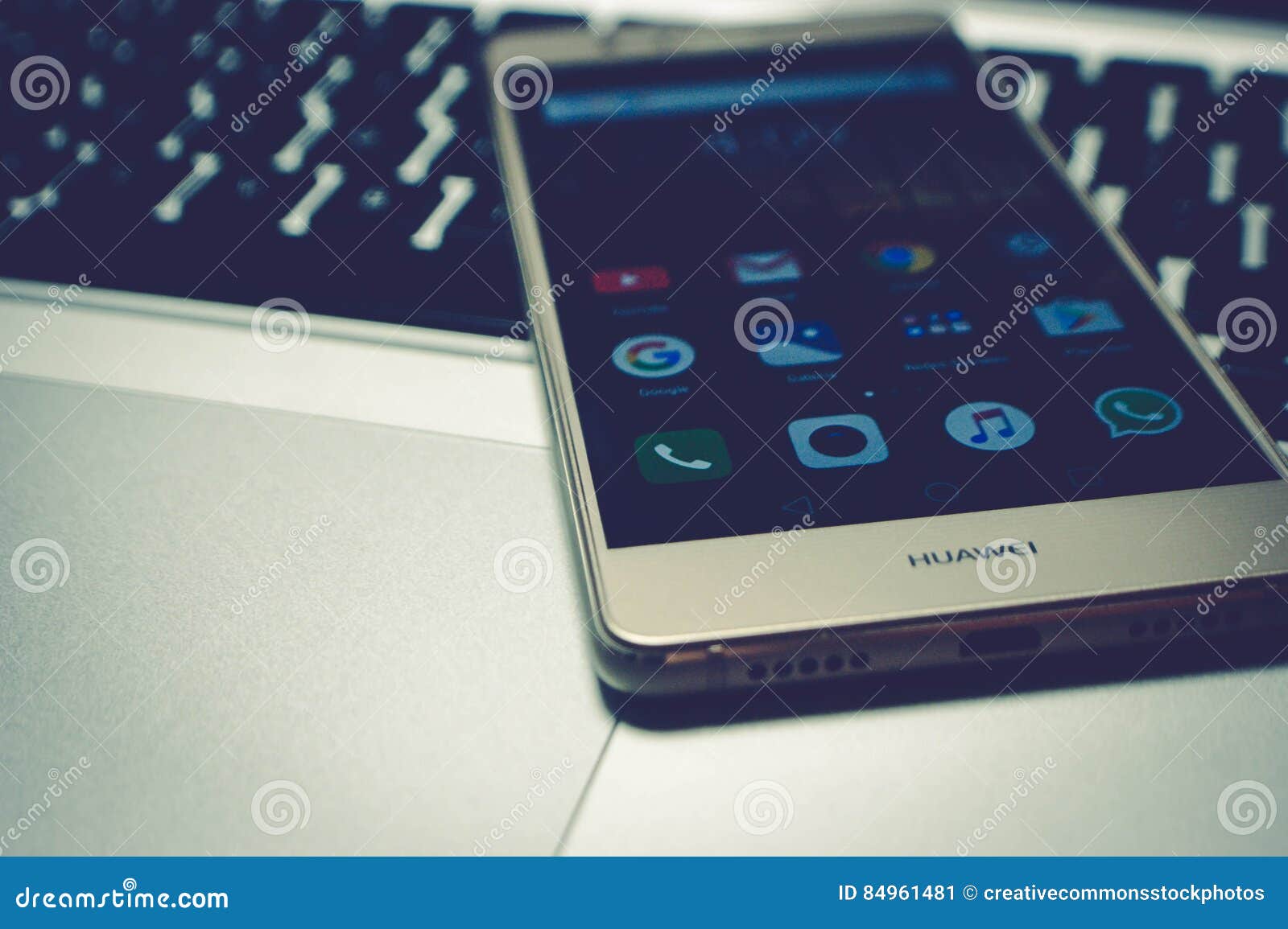 Handy Auf Laptop. Bild Bild: 84961481