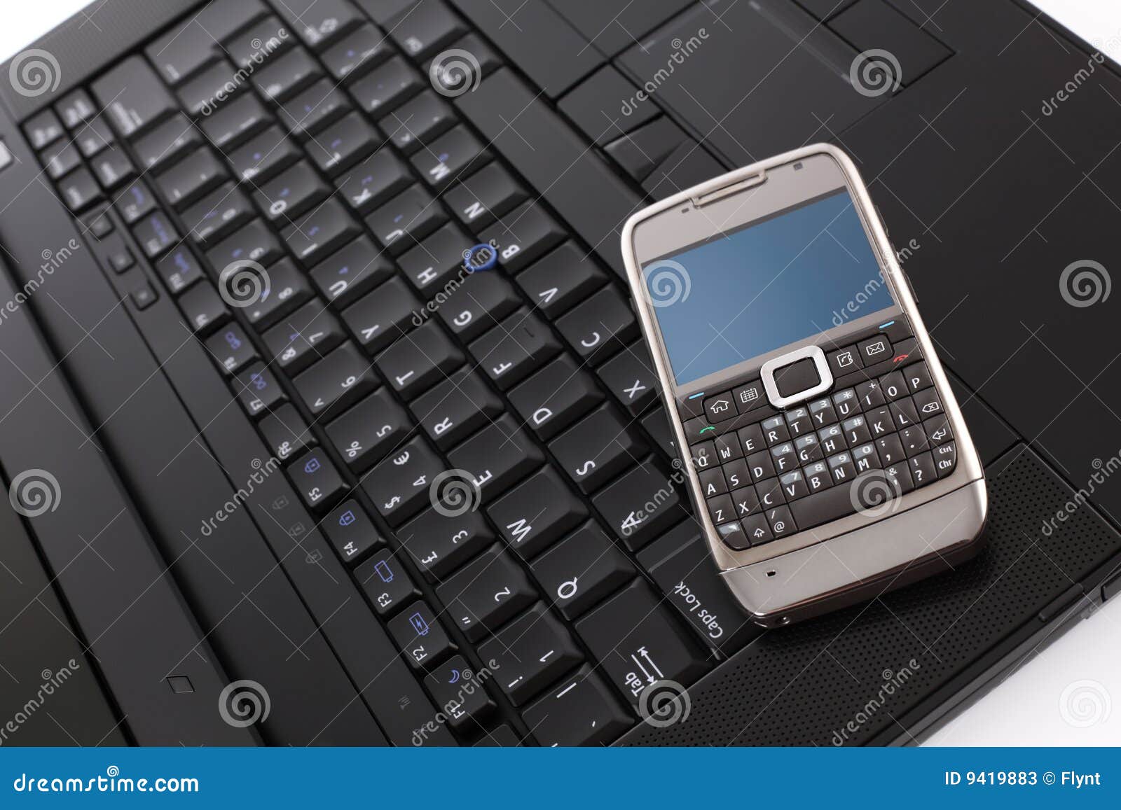 Handy auf Laptop-Computer stockbild. Bild von bildschirmanzeige - 9419883