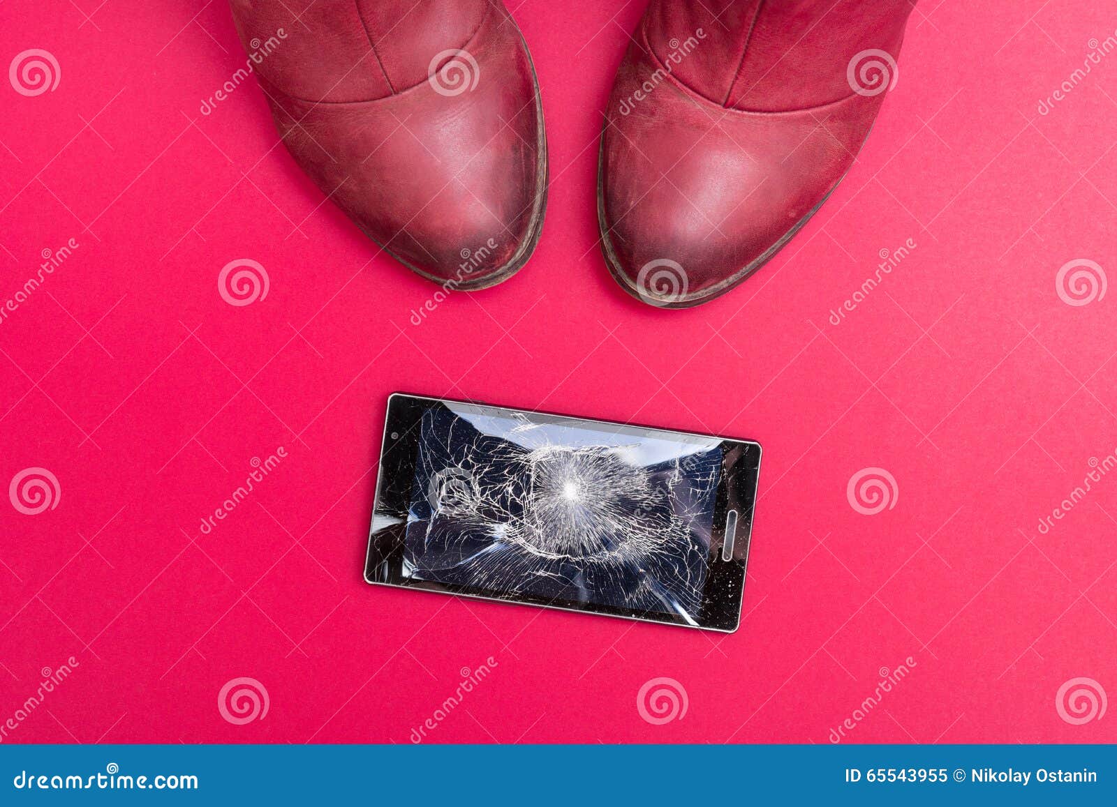 Handy Mit Defektem Schirm Auf Boden Stockbild - Bild von taste, glas ...