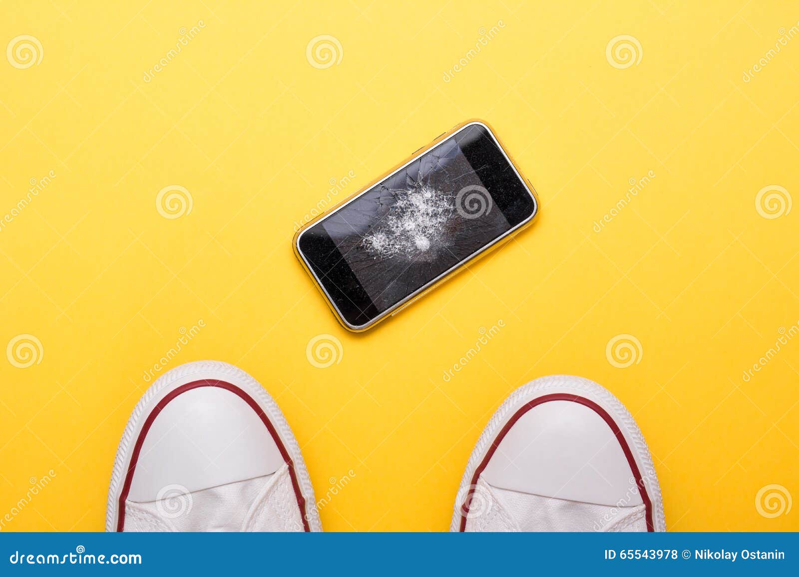 Handy Mit Defektem Schirm Auf Boden Stockfoto - Bild von nachricht ...