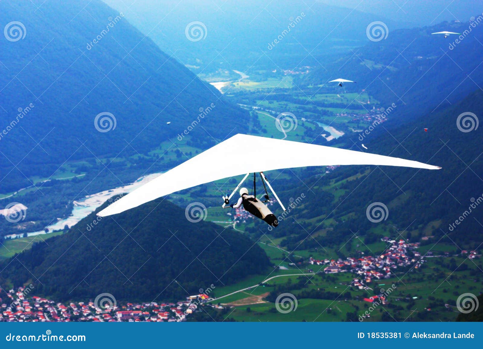 Hang gliding in the Alps editorial photo. Image of kobala - 18535381