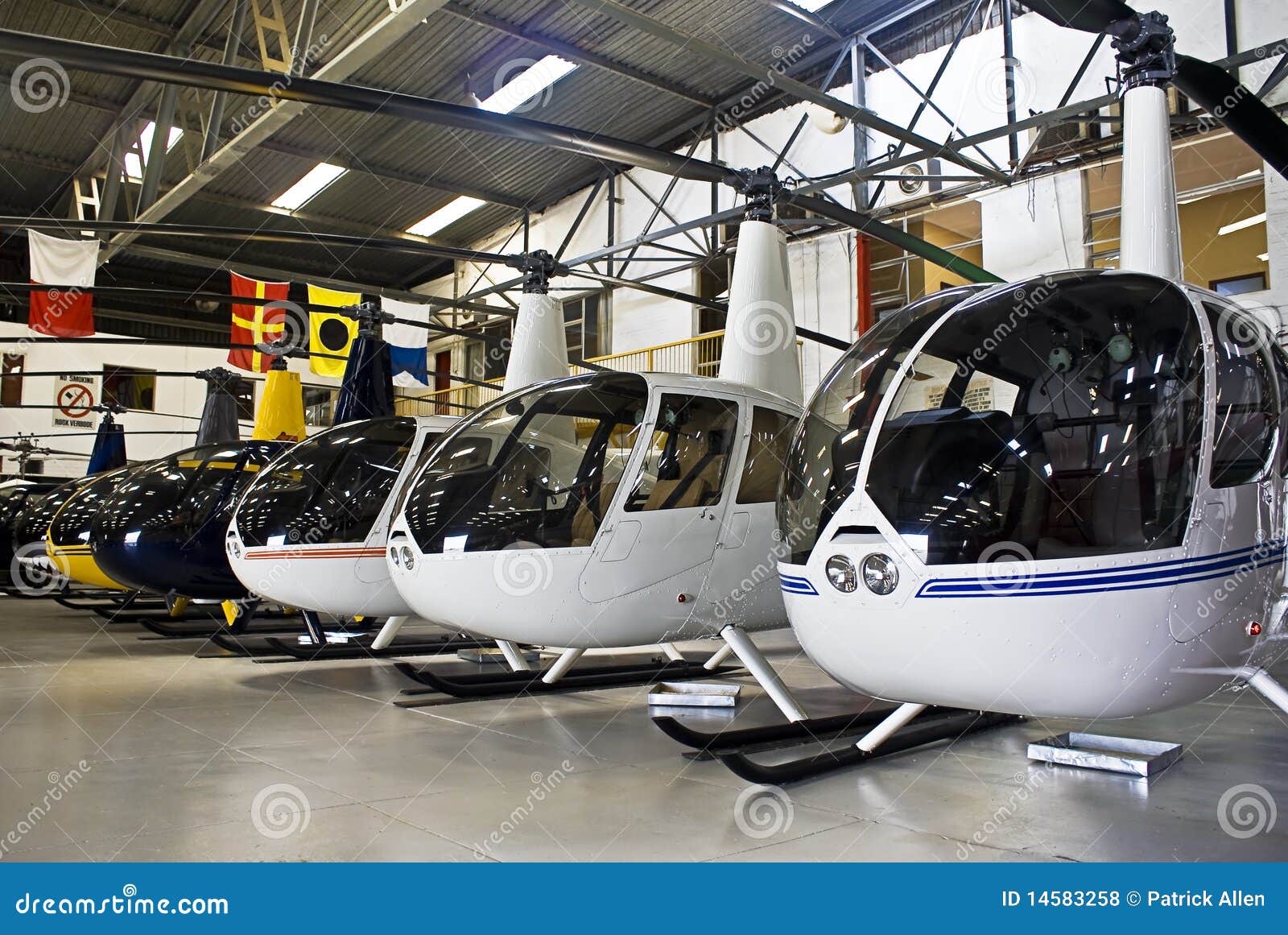 Hangar Del Helicóptero, Lleno De Robinson R44 Foto de archivo - Imagen ...