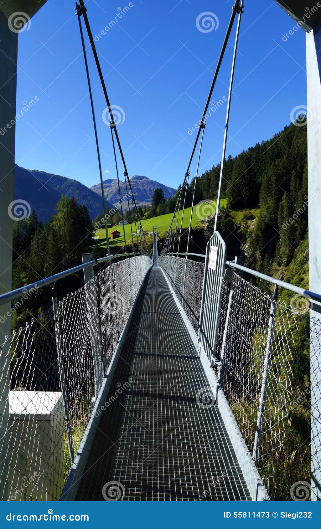 Hangbrug Holzgau stock afbeelding. Image of weide, oostenrijk - 55811473