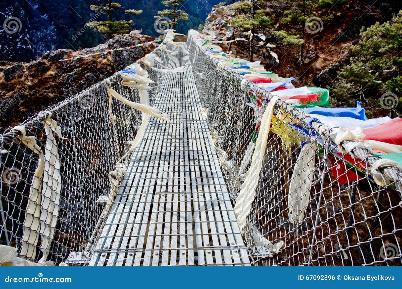 Hangbrug in Nepal stock foto. Image of nave, rotsen, hoogte - 67092896